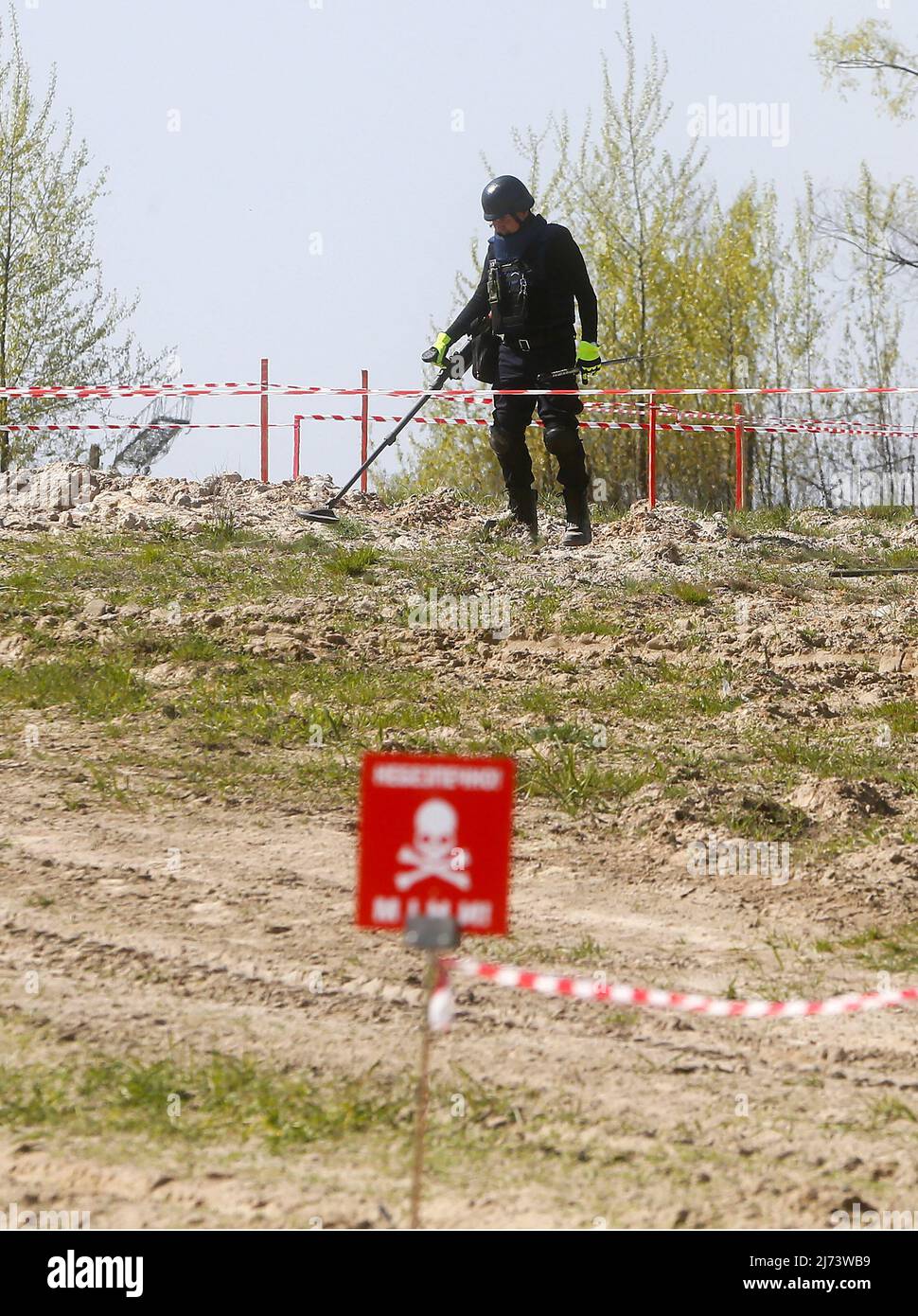 Demining works hi-res stock photography and images - Alamy