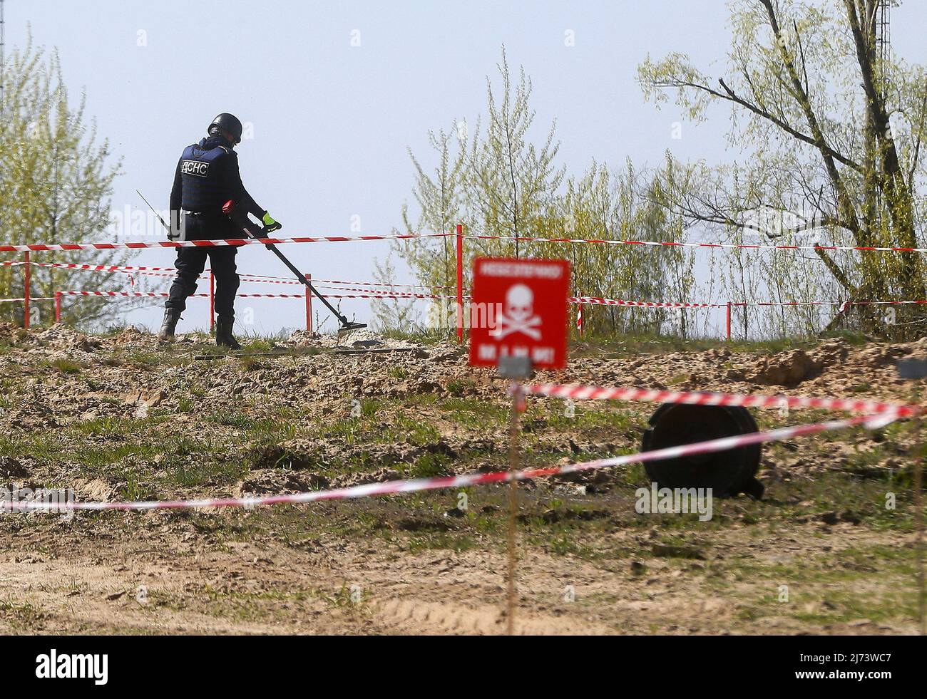 Demining works hi-res stock photography and images - Alamy