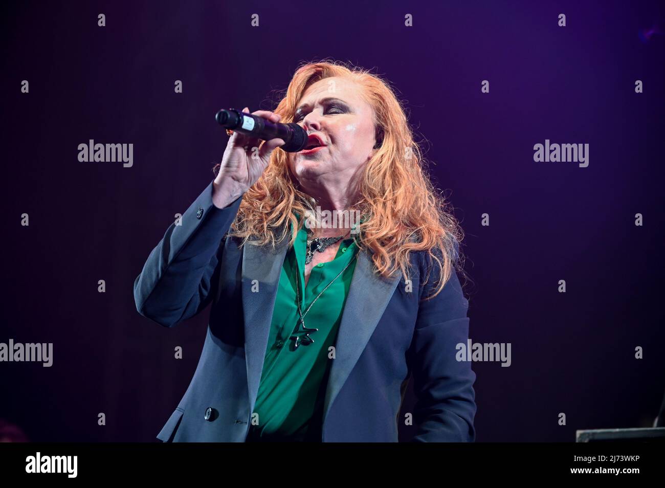 Singer decker hi-res stock photography and images - Alamy