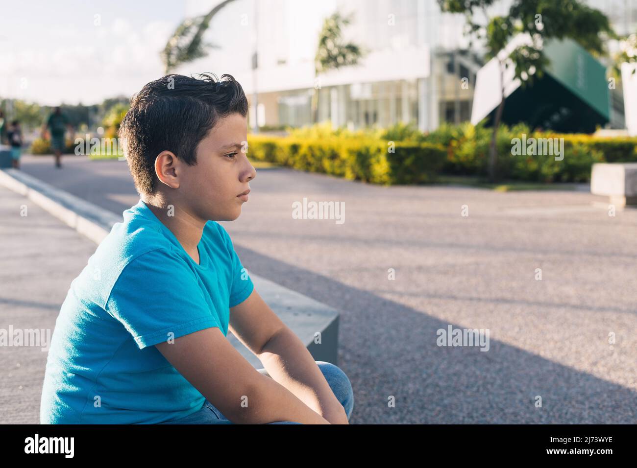 Child sitting alone thinking hi-res stock photography and images - Alamy