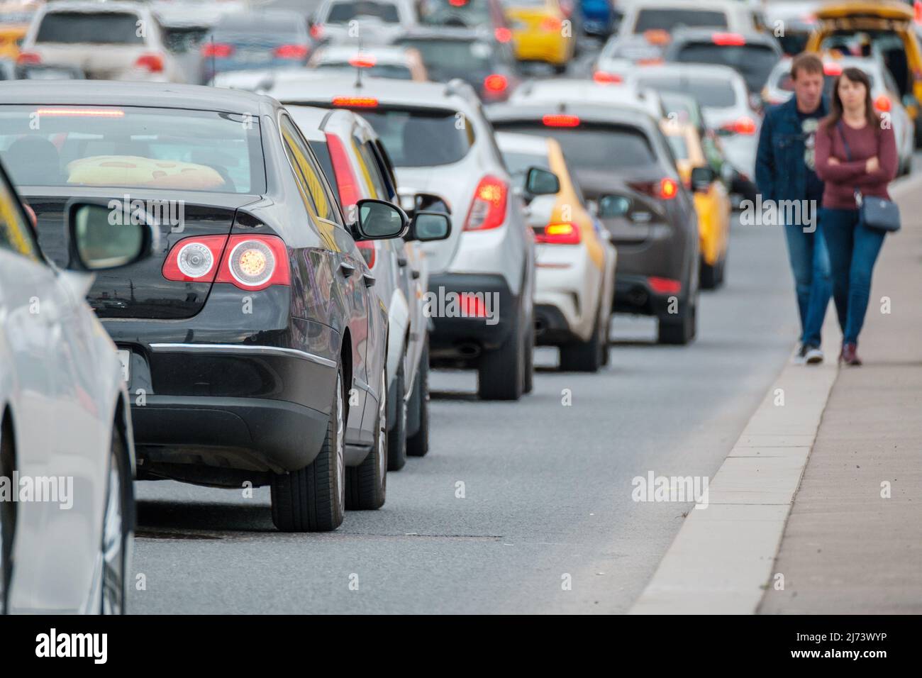 Woman focus busy walk hi-res stock photography and images - Alamy