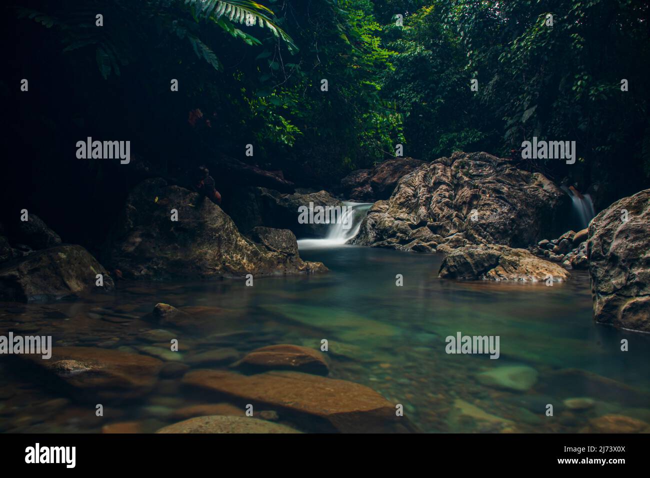 Photo of water flowing between rocks in the Lamsujen river, Aceh ...