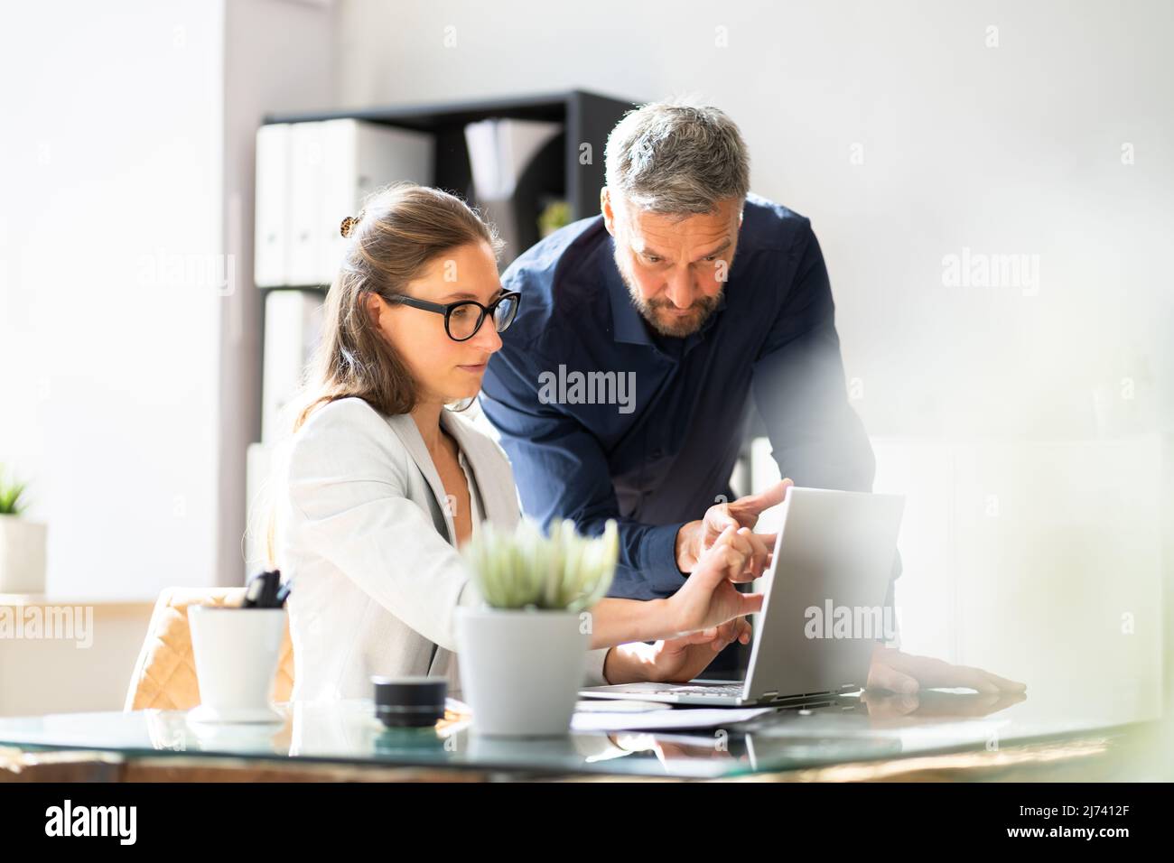 Meeting mentor research business hi-res stock photography and images ...