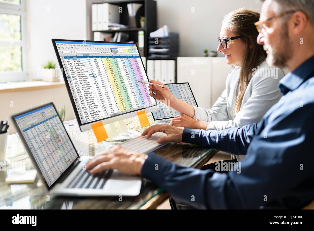 Working analyst desktop computer hi-res stock photography and images - Alamy