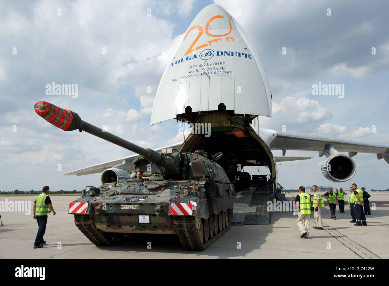 FILED - 15 August 2013, Saxony, Schkeuditz: A self-propelled howitzer ...