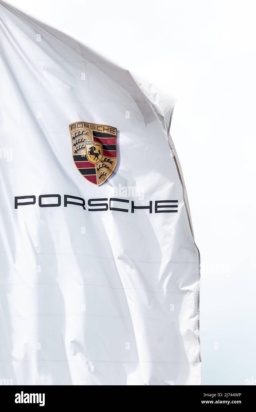 Porsche logo symbol icon flag hi-res stock photography and images - Alamy