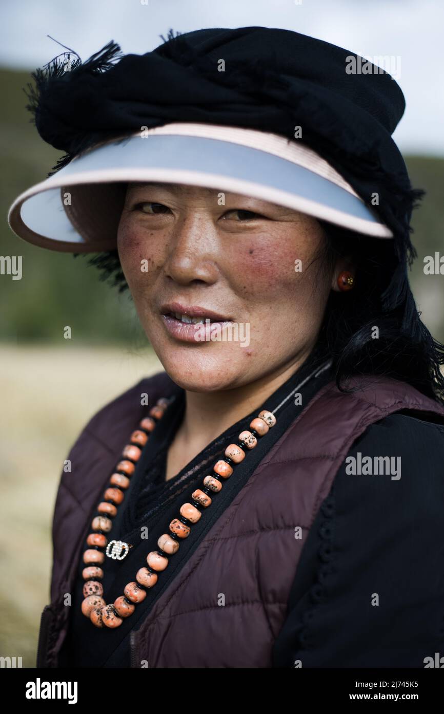 Tibetan lady villager portrait in Sichuan province Stock Photo - Alamy