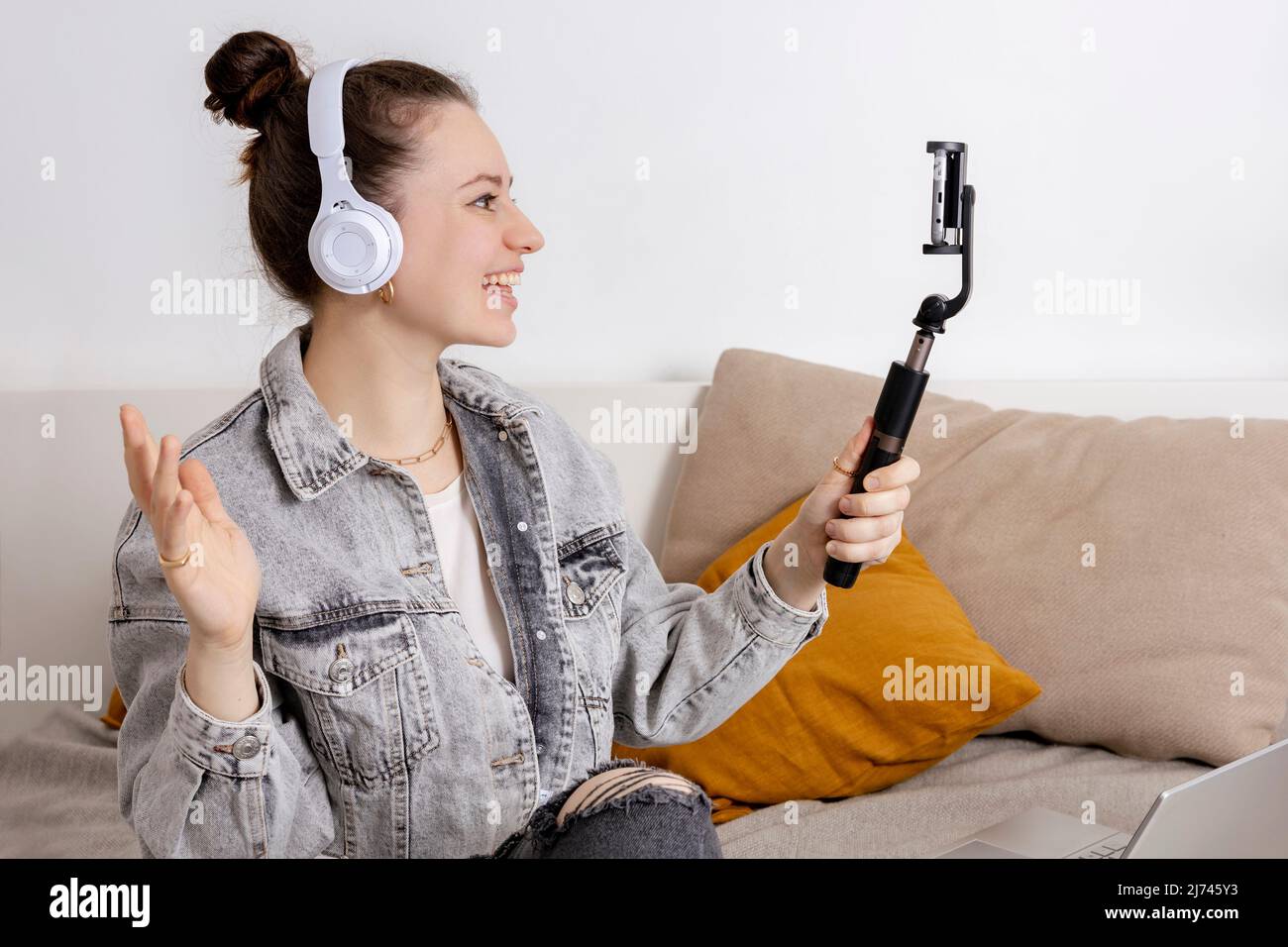 Camera talking filming hi-res stock photography and images - Alamy