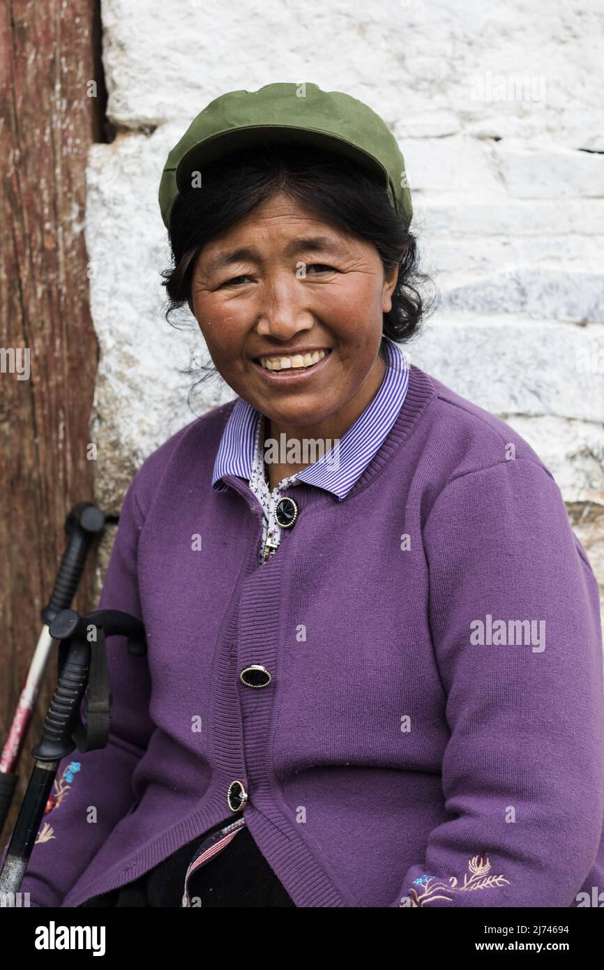 TIbetan woman in front of a temle in Sichuan Stock Photo - Alamy