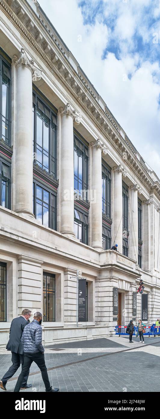 Visitors outside the Science Museum. London, England Stock Photo - Alamy
