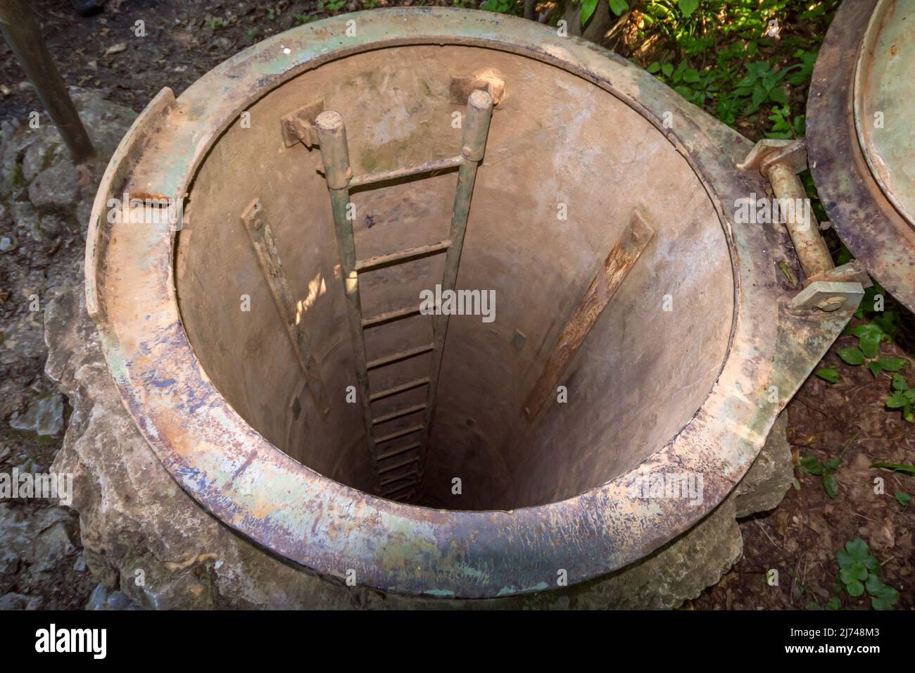 open hatch with ladder into down Stock Photo - Alamy