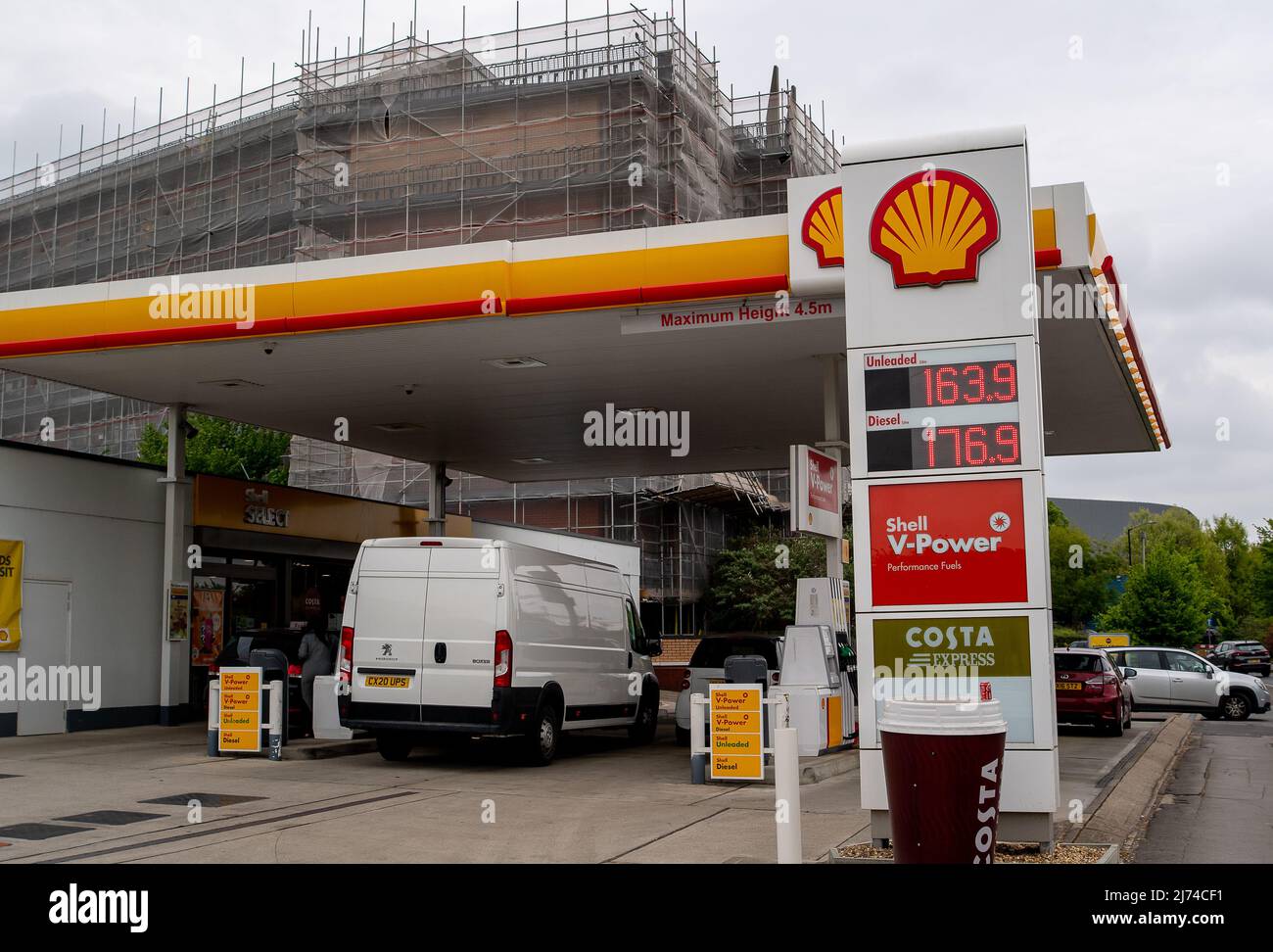 Slough, Berkshire, UK. 4th May, 2022. An Shell petrol station in ...