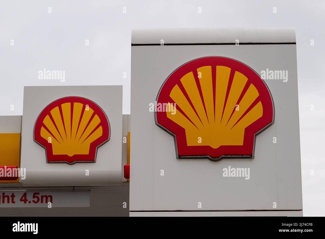 Slough, Berkshire, UK. 4th May, 2022. An Shell petrol station in ...