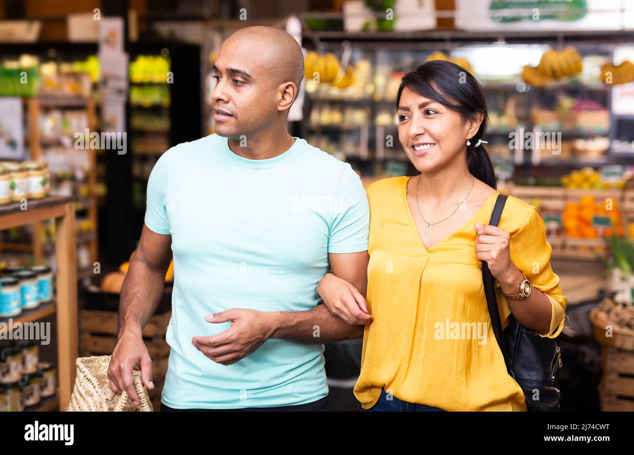 Family grocery hispanic hi-res stock photography and images - Alamy