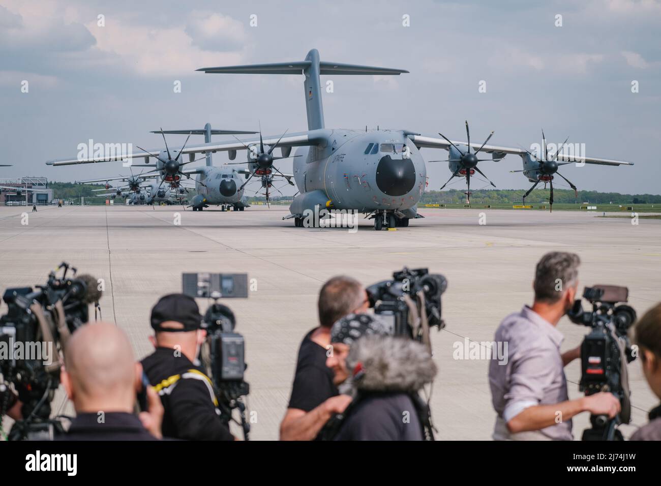 62 airlift wing hi-res stock photography and images - Alamy