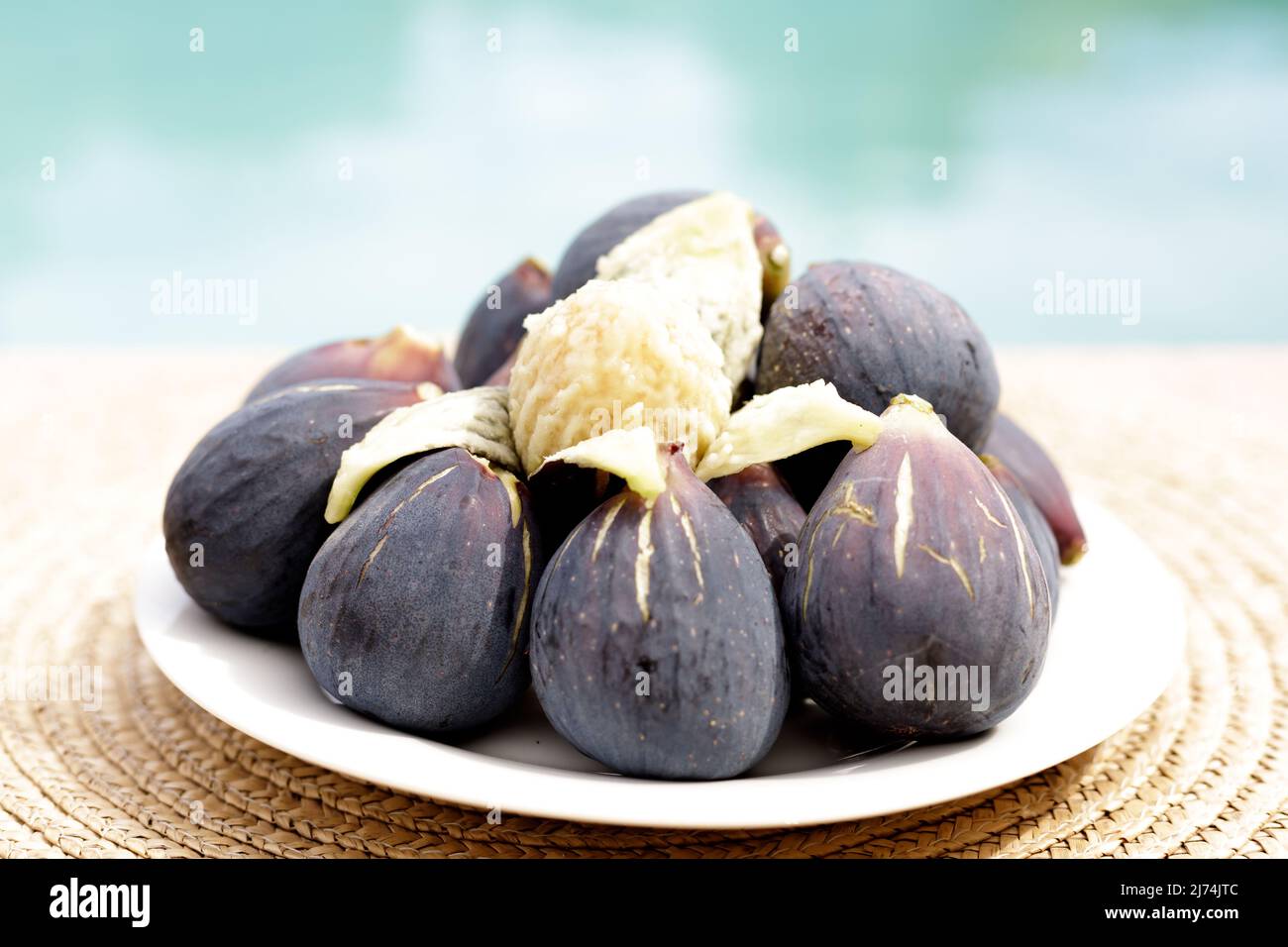 Mature figs hi-res stock photography and images - Alamy