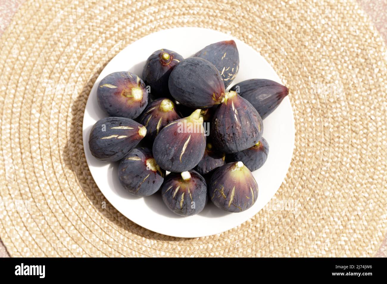 Top view of a Dish of figs Stock Photo - Alamy