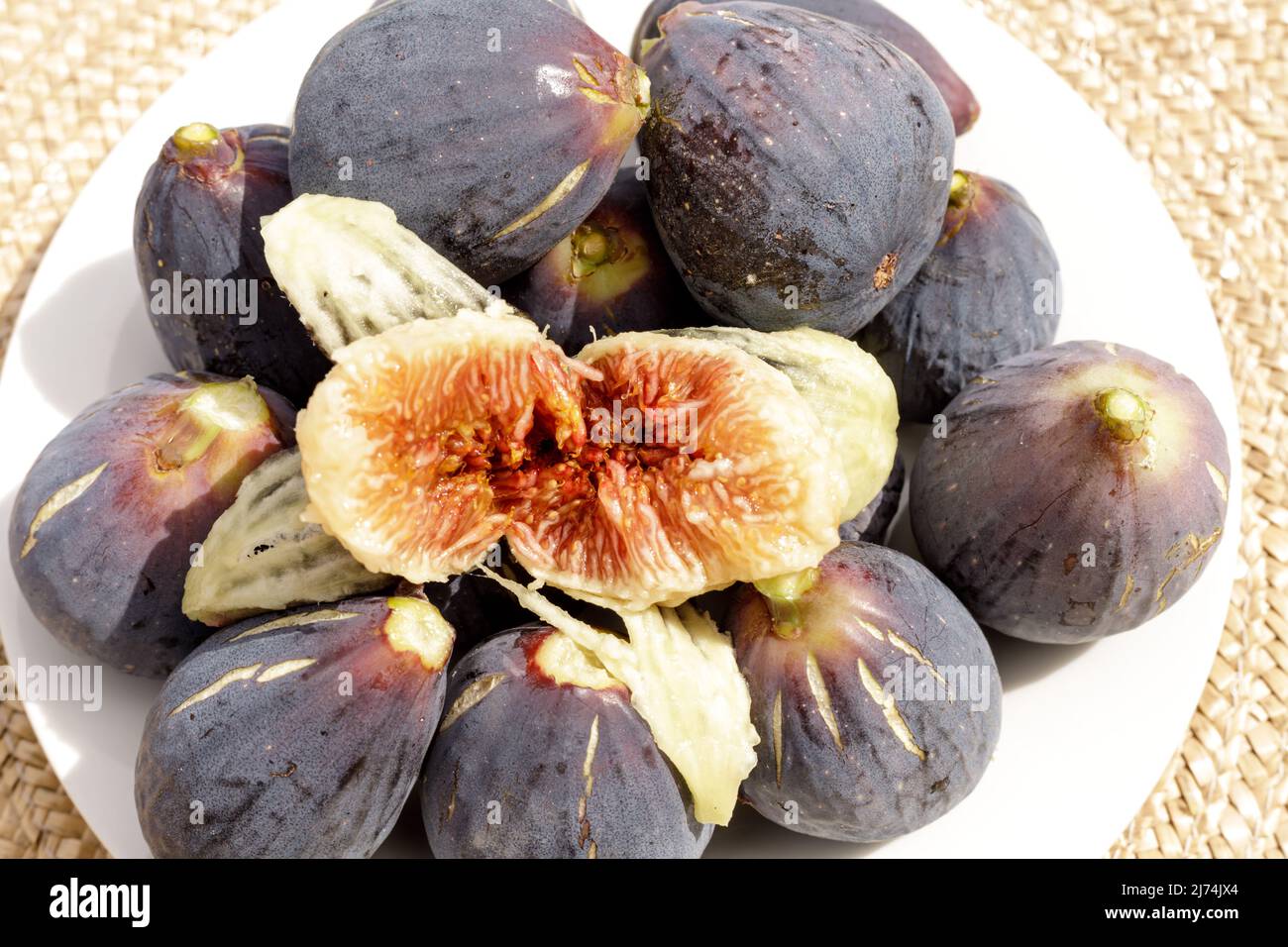 Red core of a black fig top view over many raw figs Stock Photo - Alamy