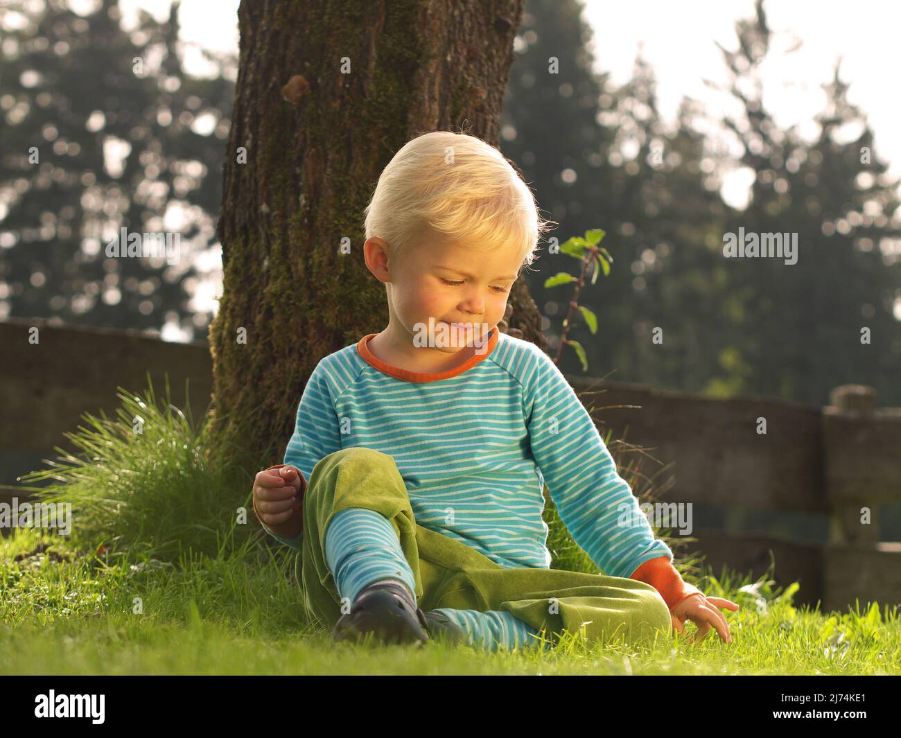 Kind sitzt hi-res stock photography and images - Alamy