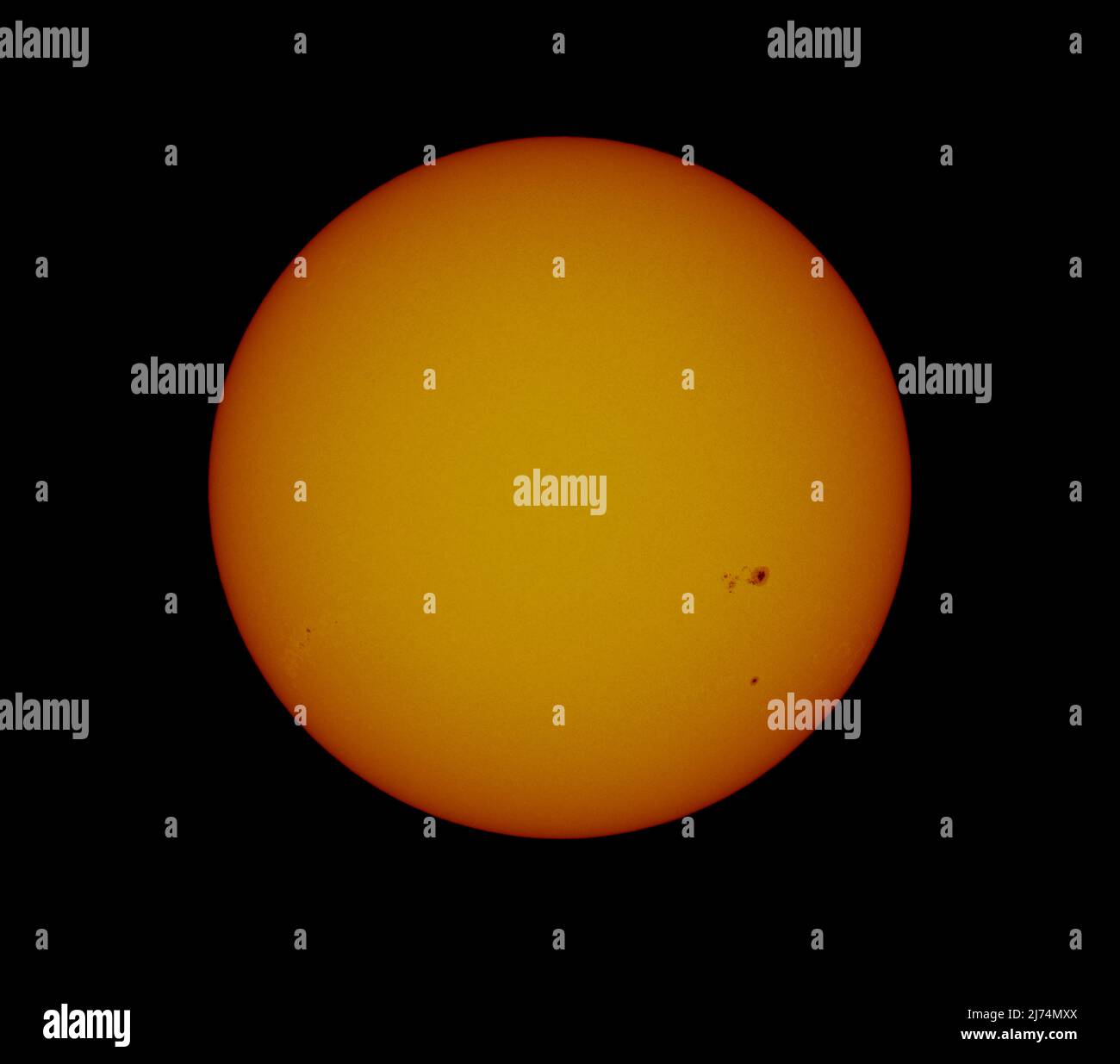 London, UK. 6 May 2022. A clear disc of the Sun with three prominent ...
