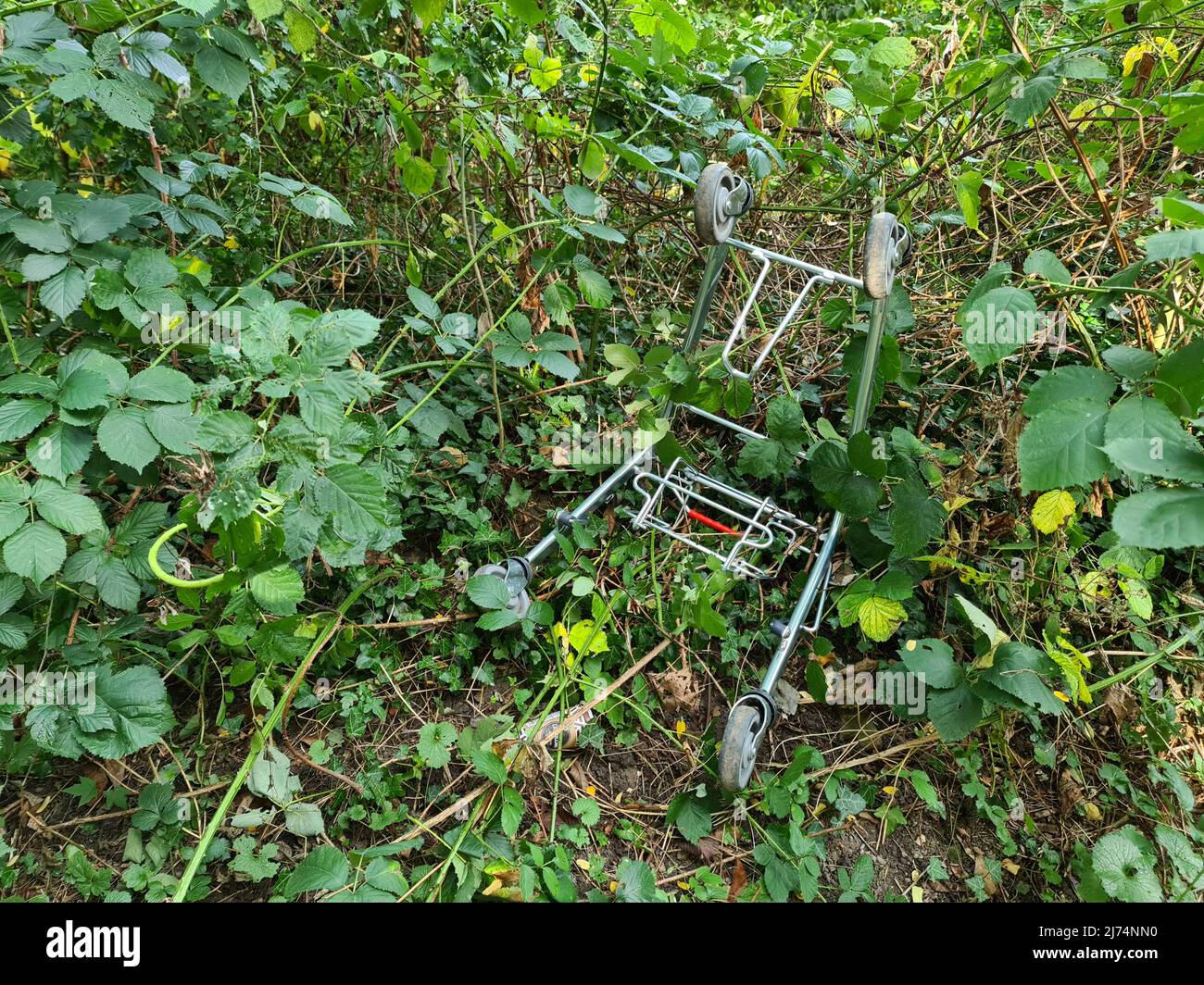 Broken shopping trolley hi-res stock photography and images - Alamy