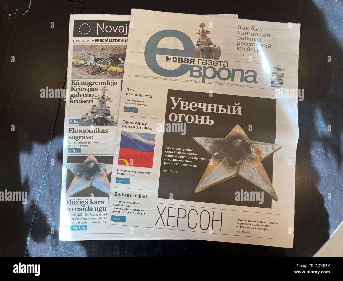 International newspaper editions hi-res stock photography and images ...