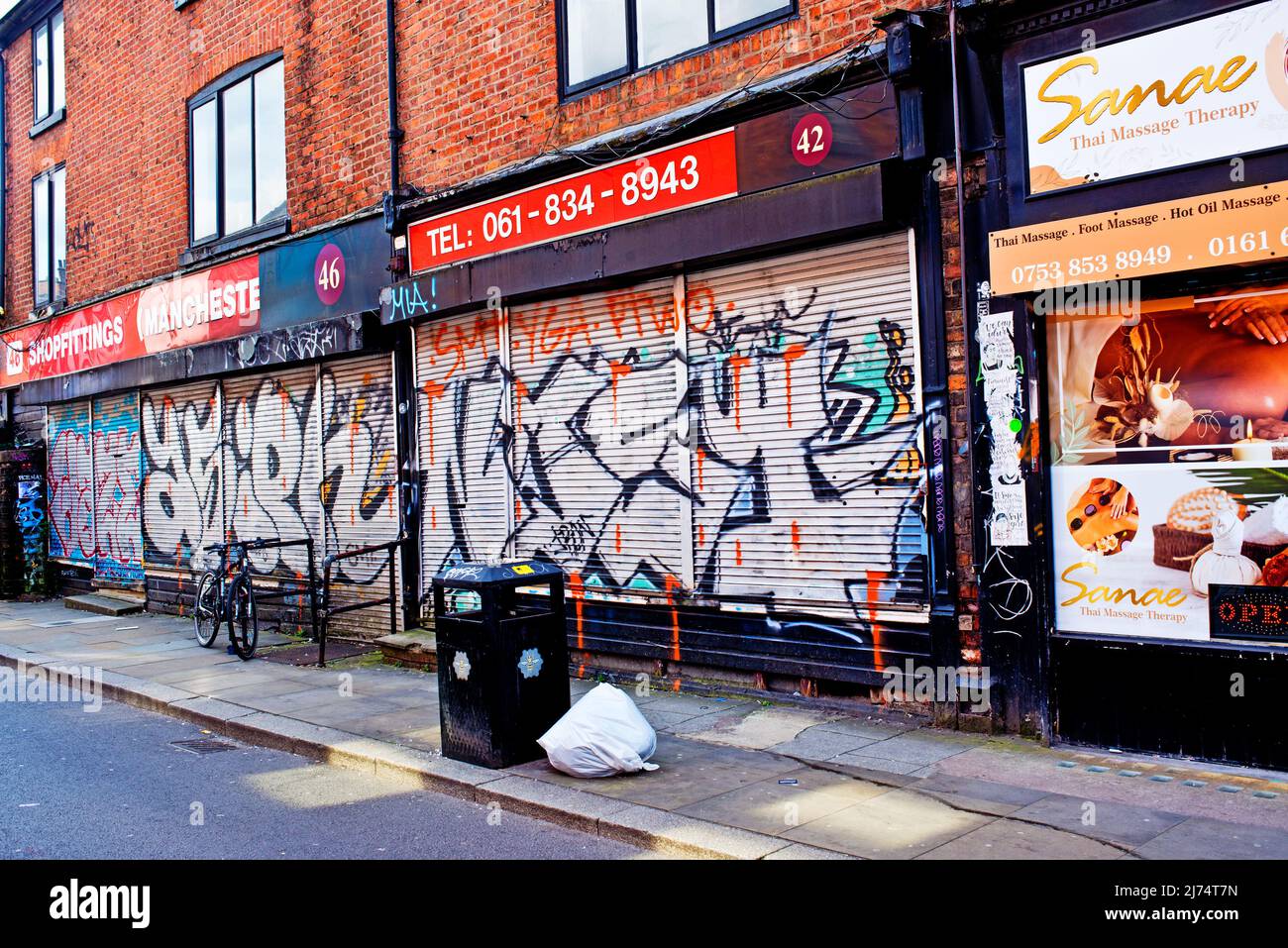 Shops with graffiti hi-res stock photography and images - Alamy
