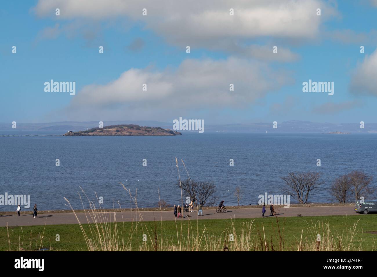Cramond Island and Inchmickery from Edinburgh beach Stock Photo - Alamy