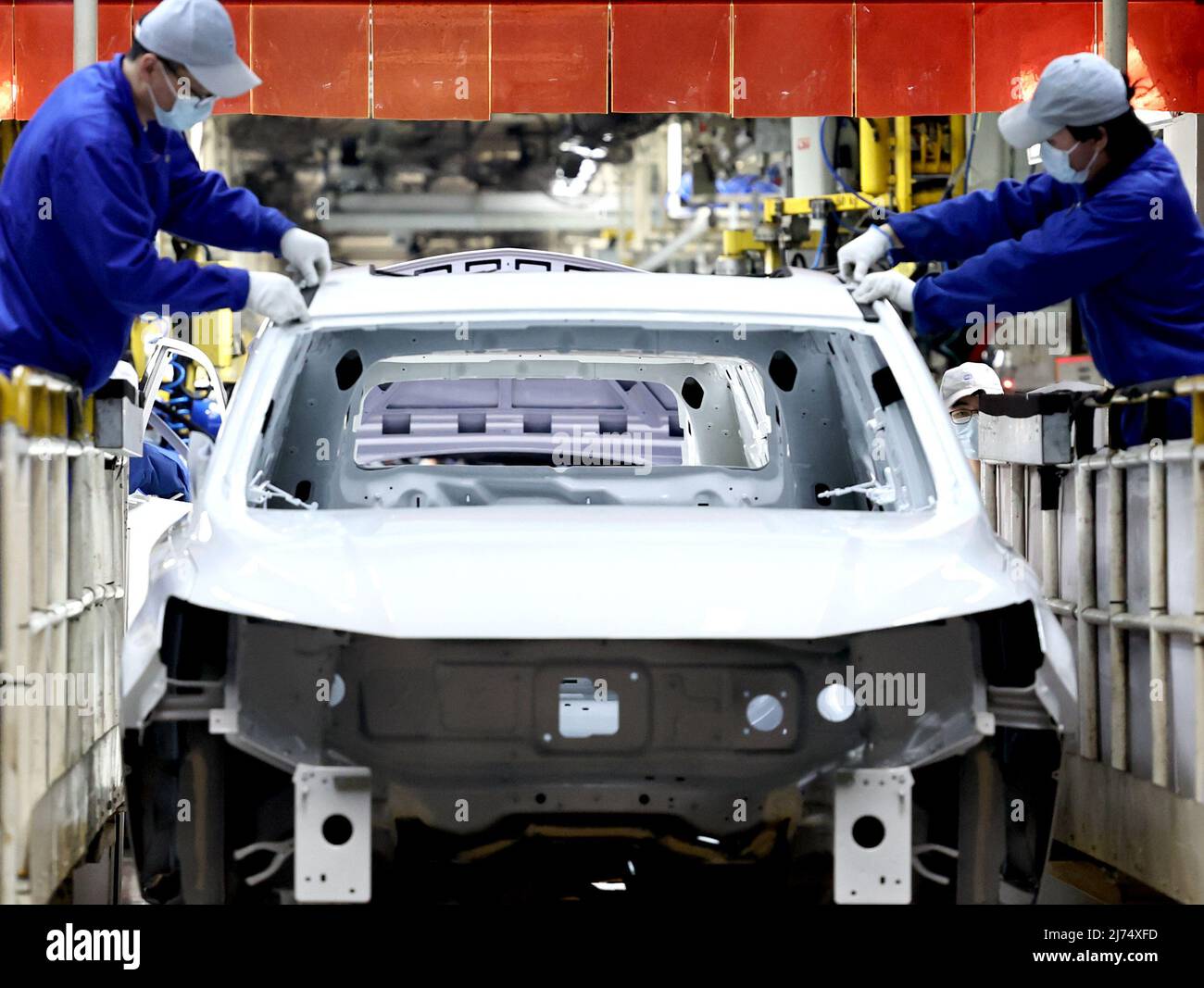(220506) -- BEIJING, May 6, 2022 (Xinhua) -- Workers work at the ...