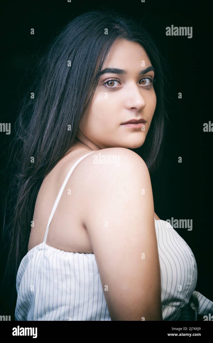 Woman looking over shoulder fear hi-res stock photography and images ...