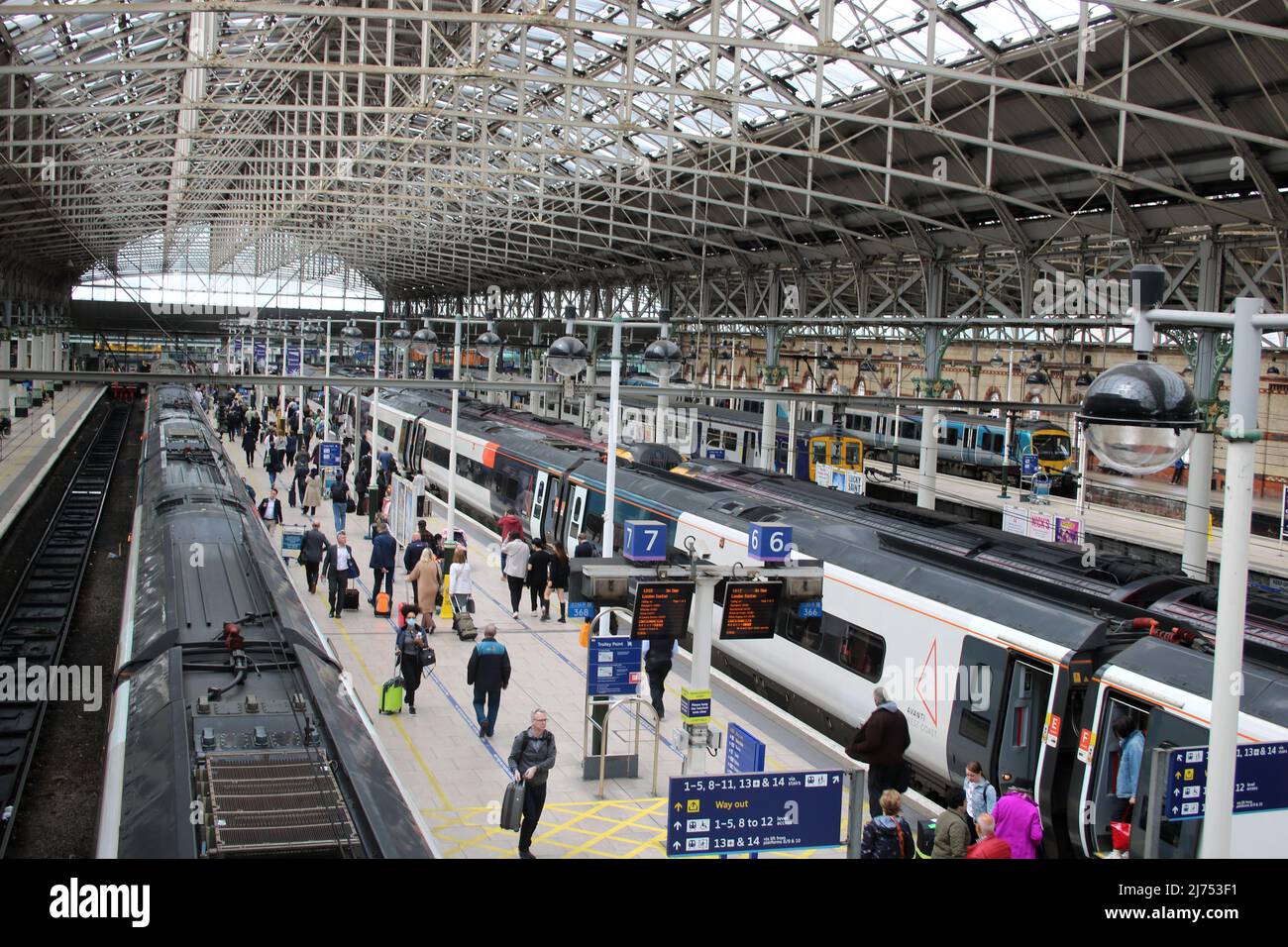 Piccadilly station roof hi-res stock photography and images - Alamy