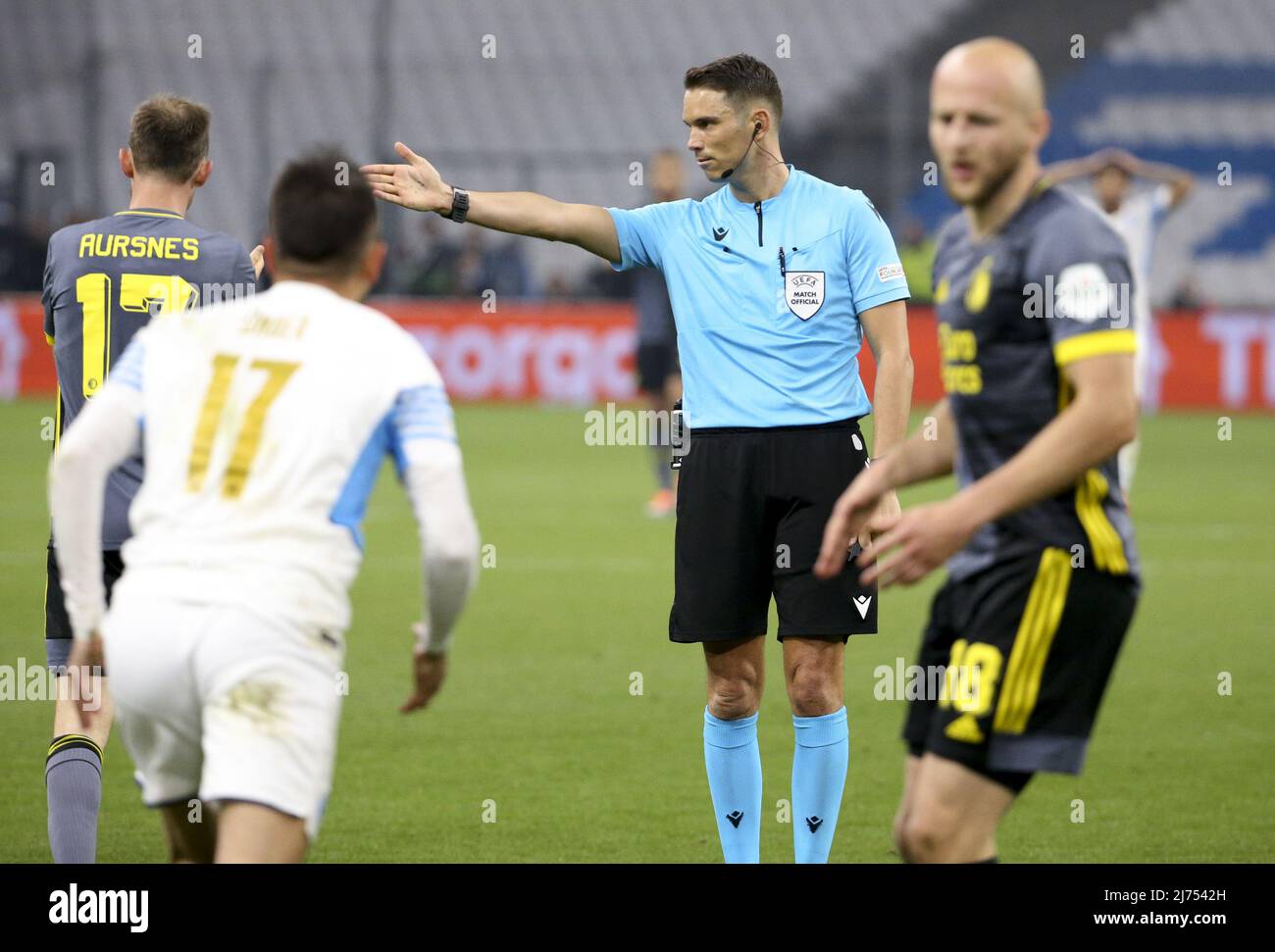 Referee sandro scharer hi-res stock photography and images - Alamy