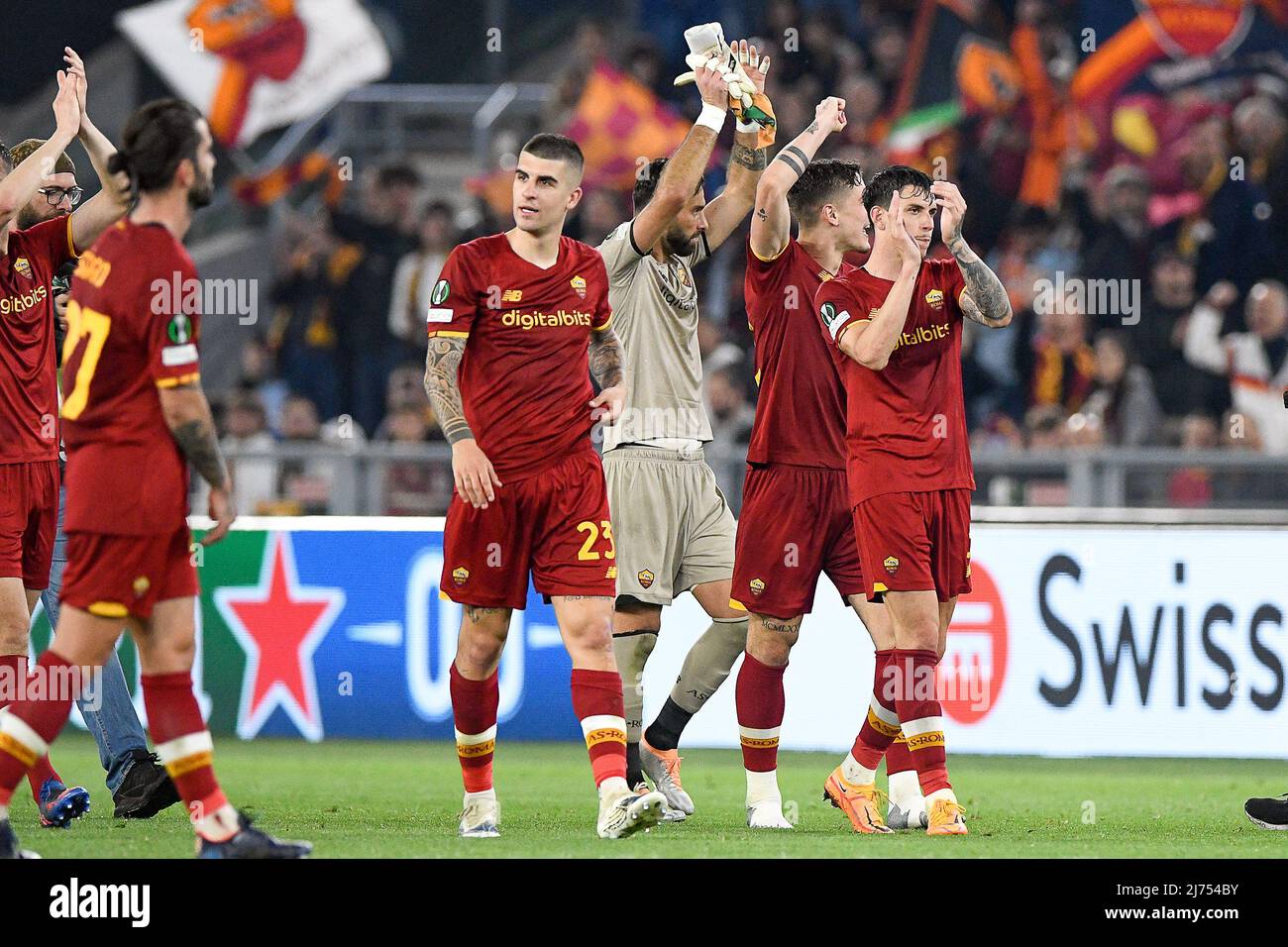 players of AS Roma celebrate the victory at the end of the football ...