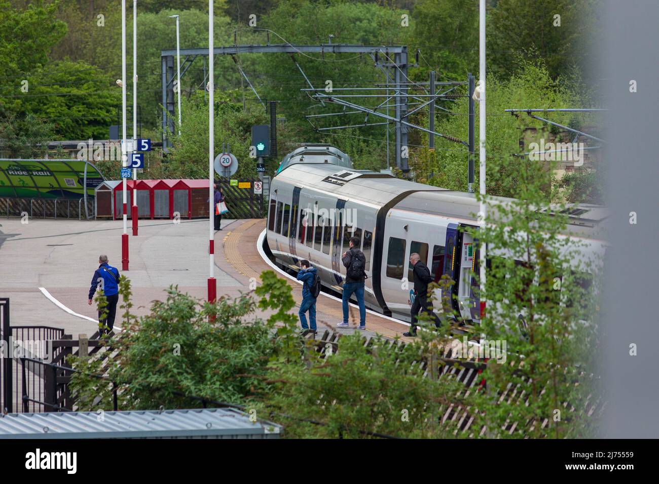 Ilkley railway train station hi-res stock photography and images - Alamy