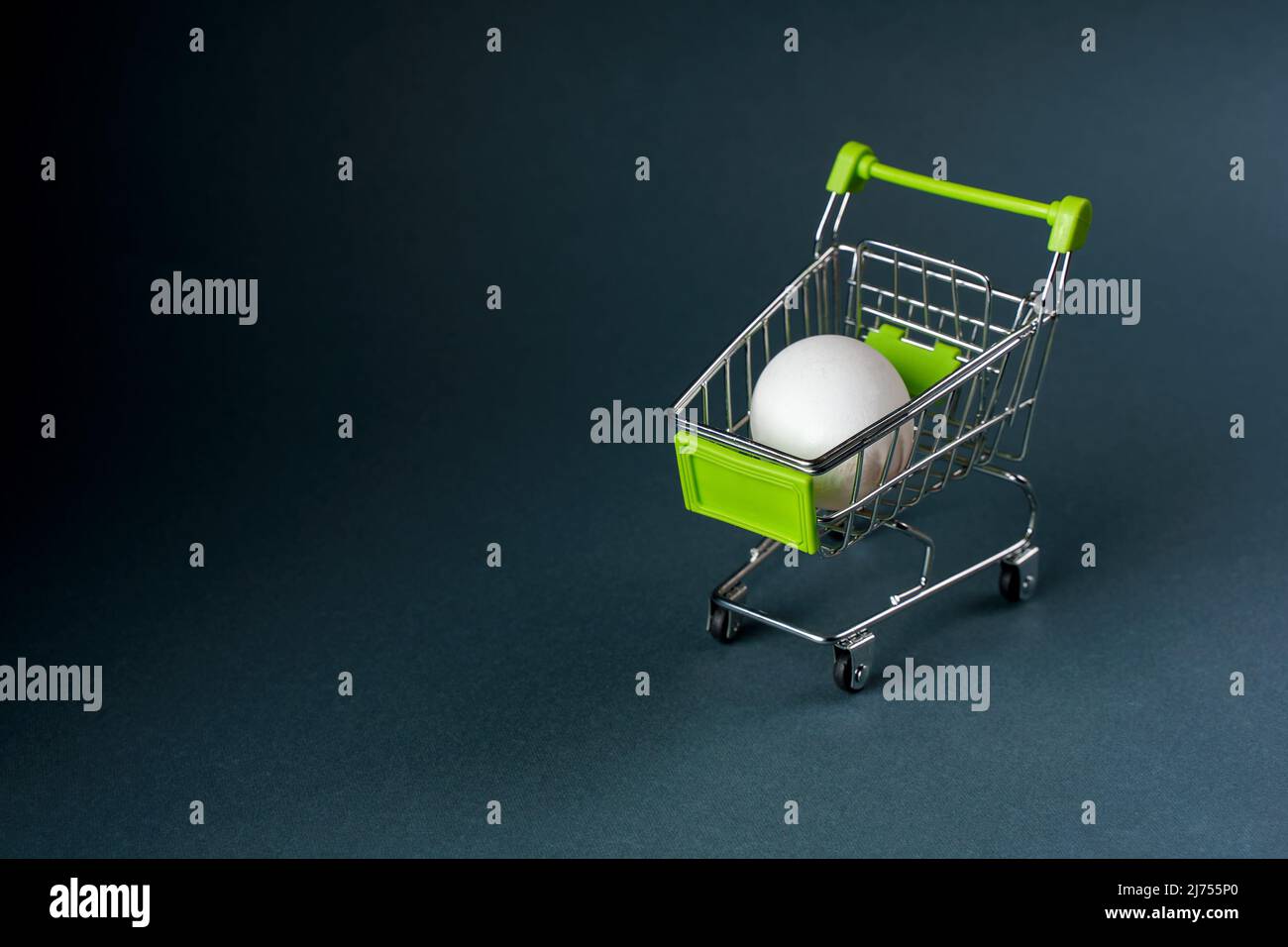 Chicken supermarket trolley hi-res stock photography and images - Alamy