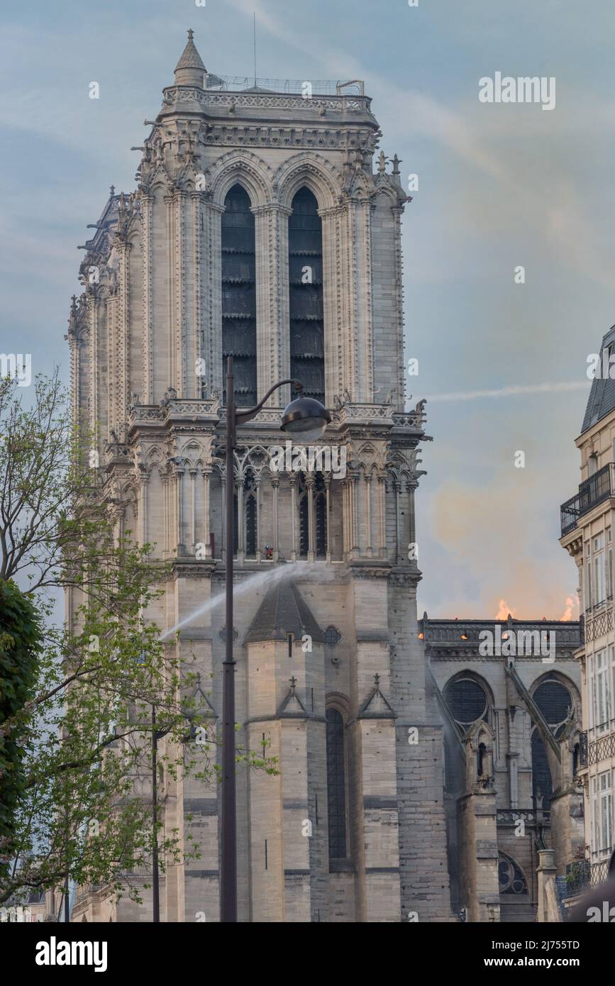 Cathédrale notre dame de paris fire hi-res stock photography and images ...