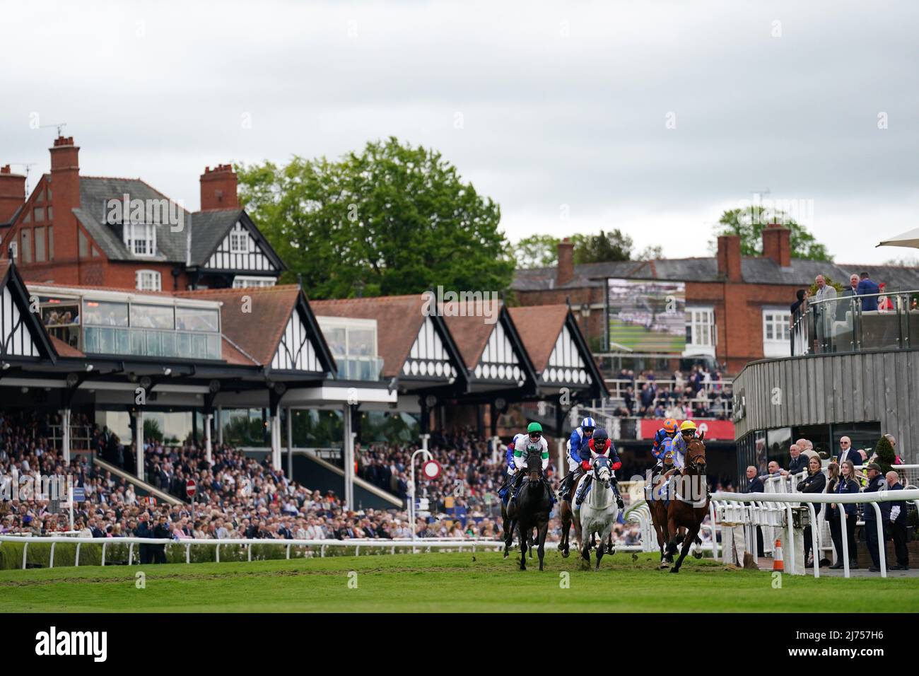 Chester cup 2022 horse racing hi-res stock photography and images - Alamy