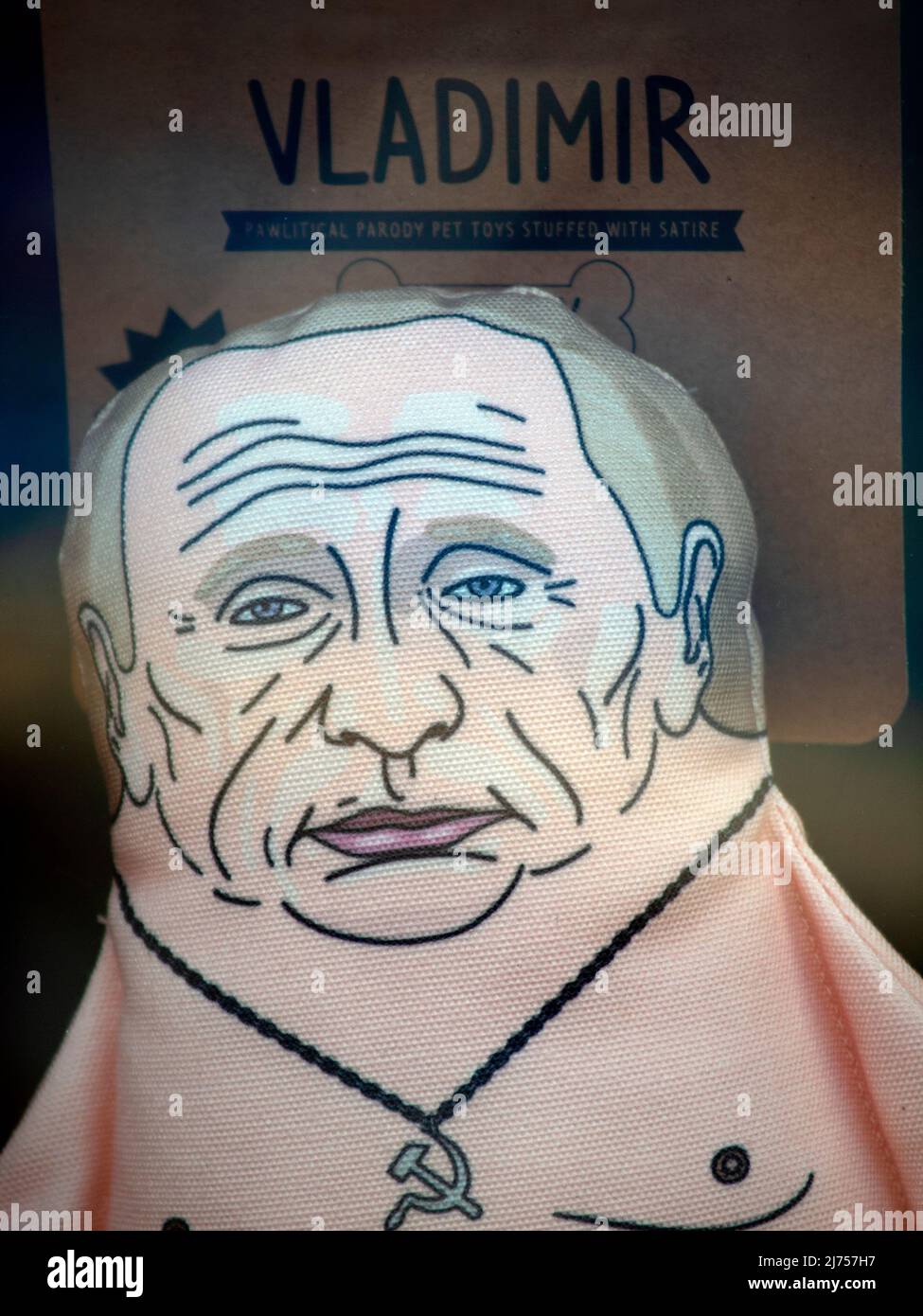 A Putin puppet in the window of a Brighton shop Stock Photo - Alamy