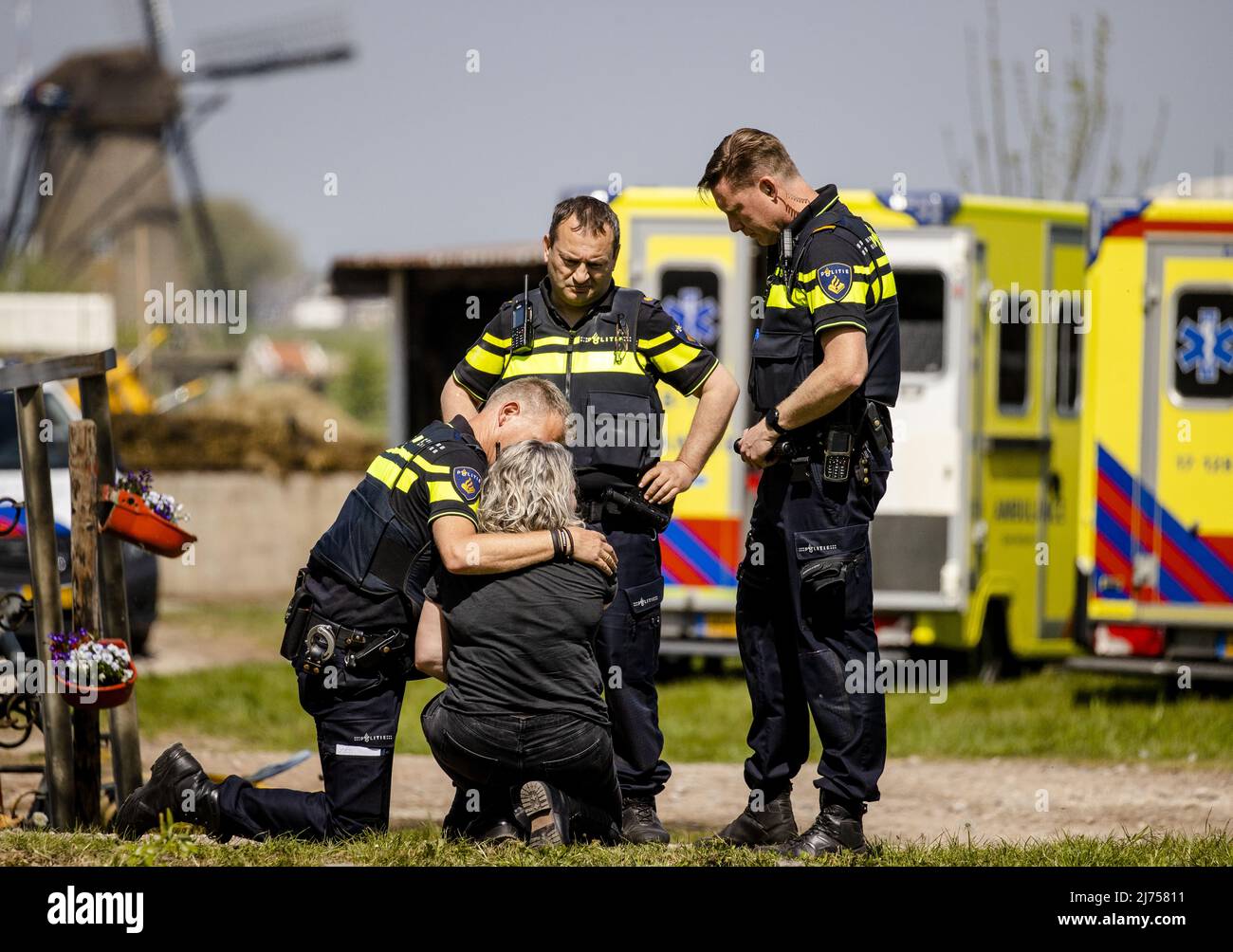 2022-05-06 12:29:38 ALBASSERDAM - A woman is comforted by a police ...