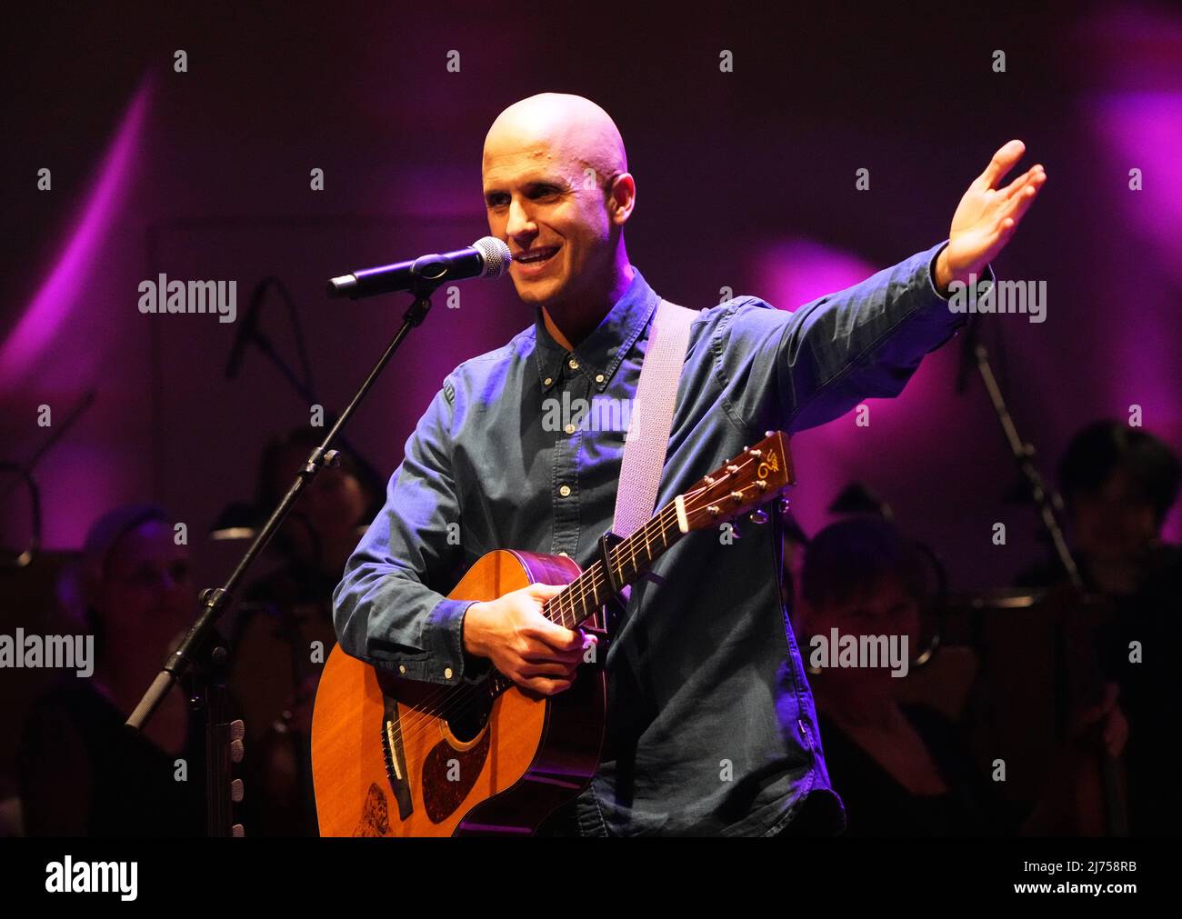 05 May 2022, Brandenburg, Potsdam: Belgian singer Milow sings and plays ...