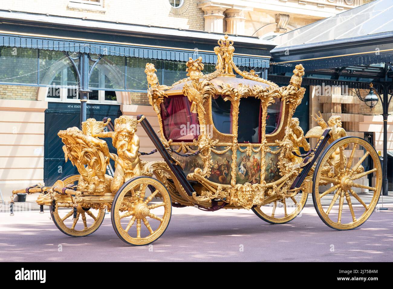 The queens state coach royal mews hi-res stock photography and images ...