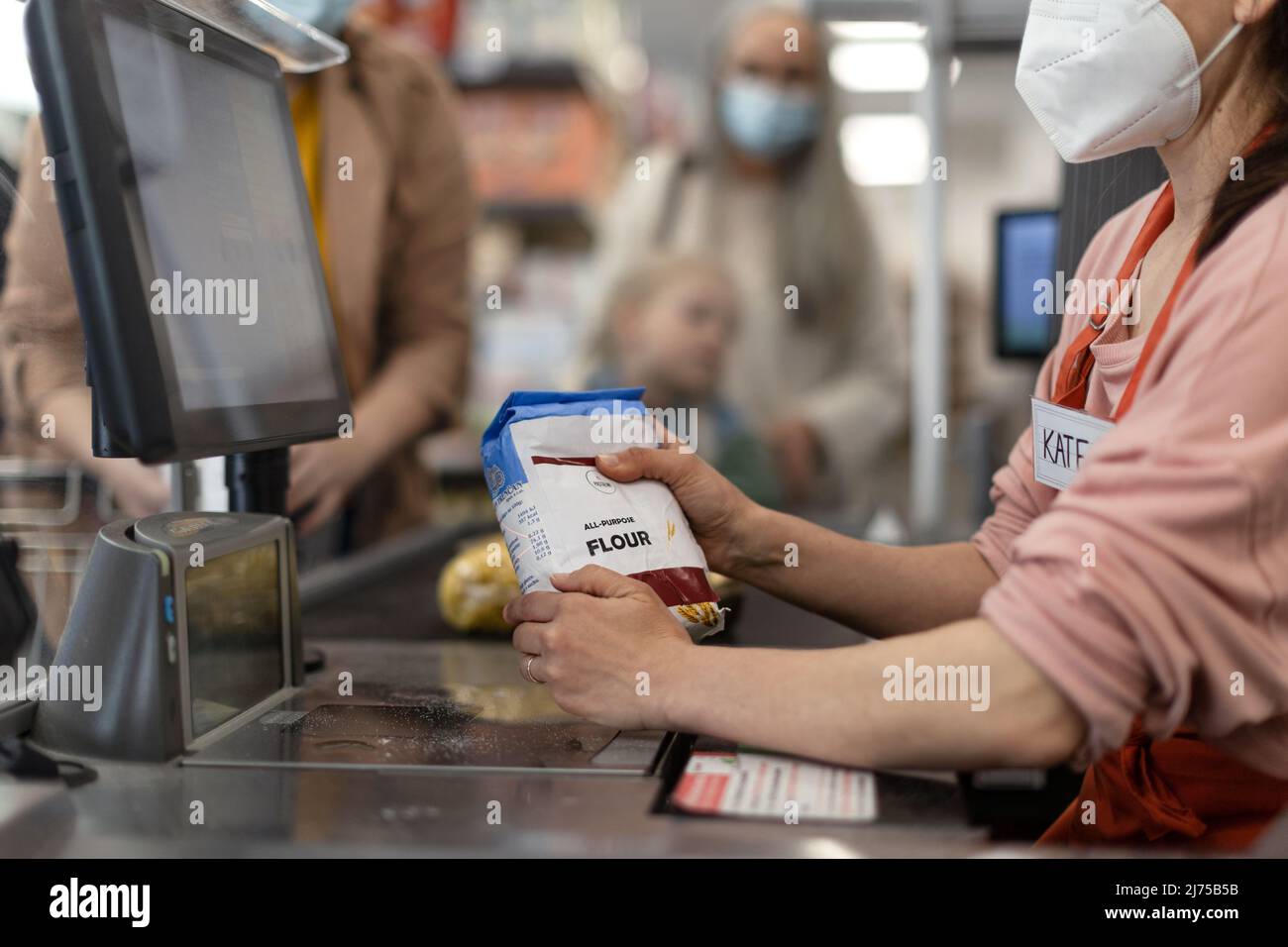 Supermarket checkout line hi-res stock photography and images - Alamy