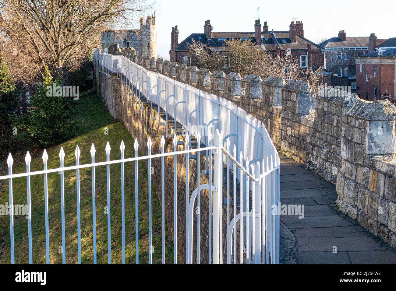 The walkway in winter around the city walls of York, Yorkshire, England ...