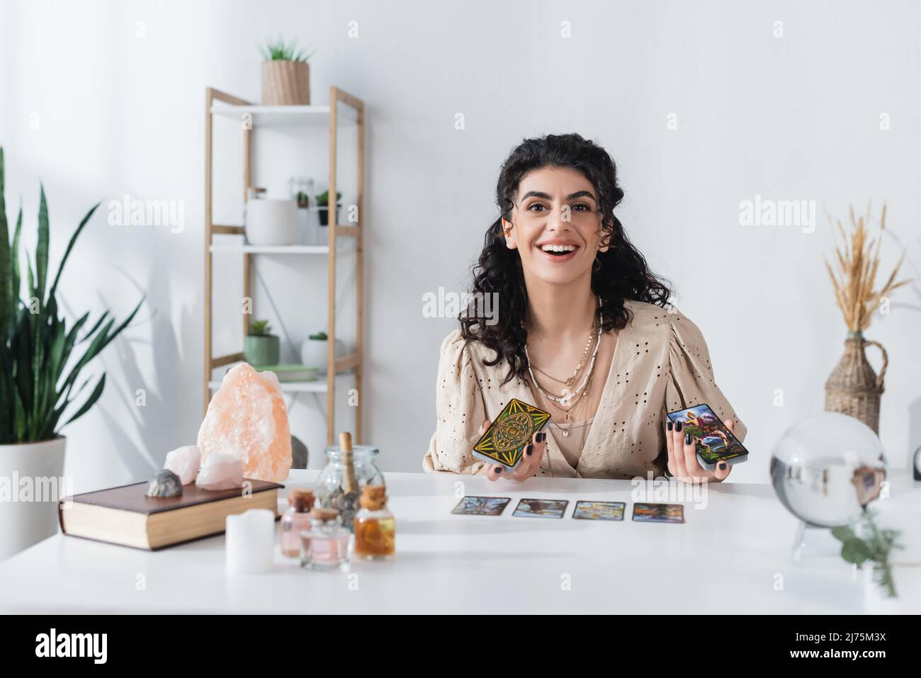 Soothsayer predicting future cards hi-res stock photography and images ...