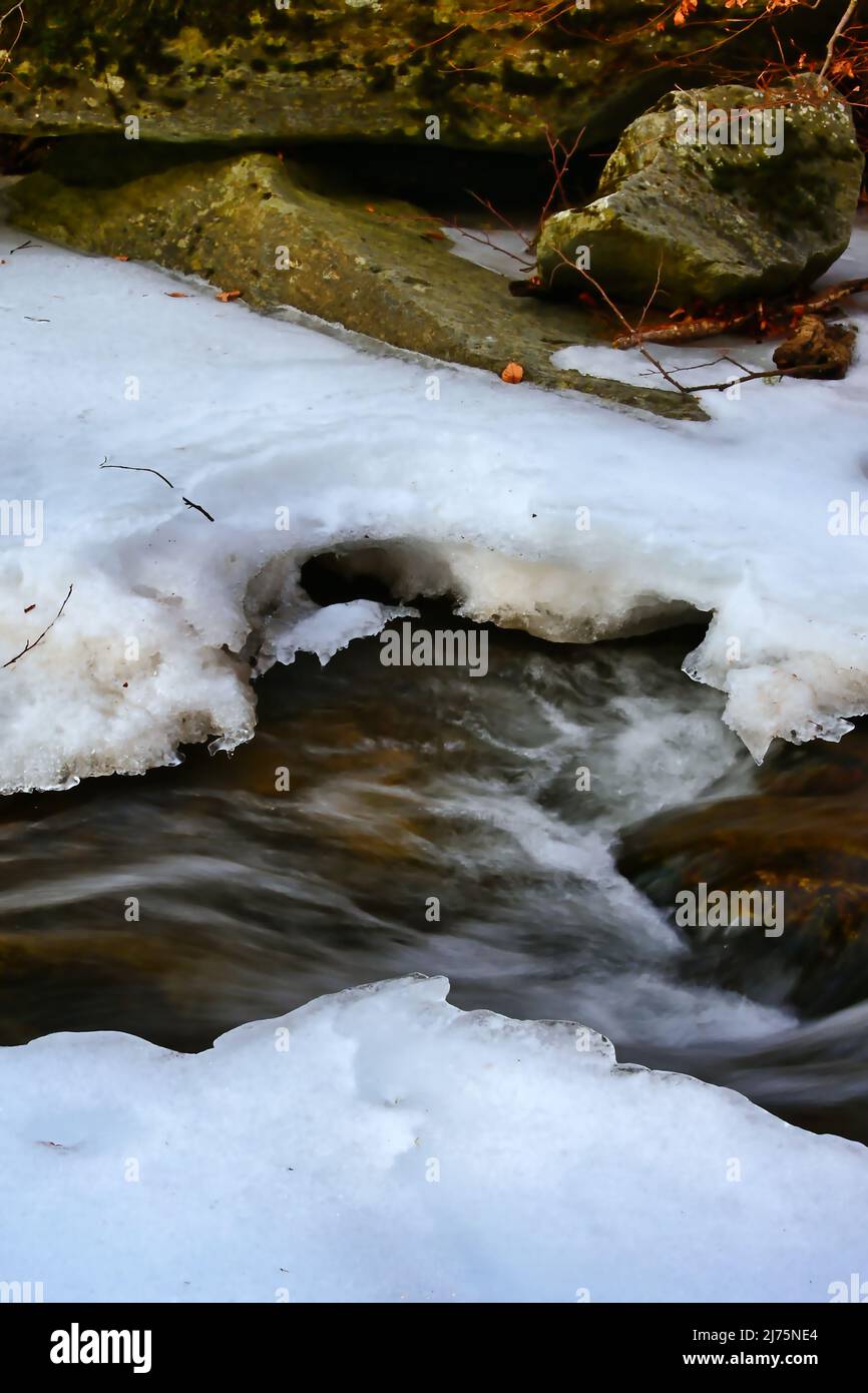River with icy banks hi-res stock photography and images - Alamy