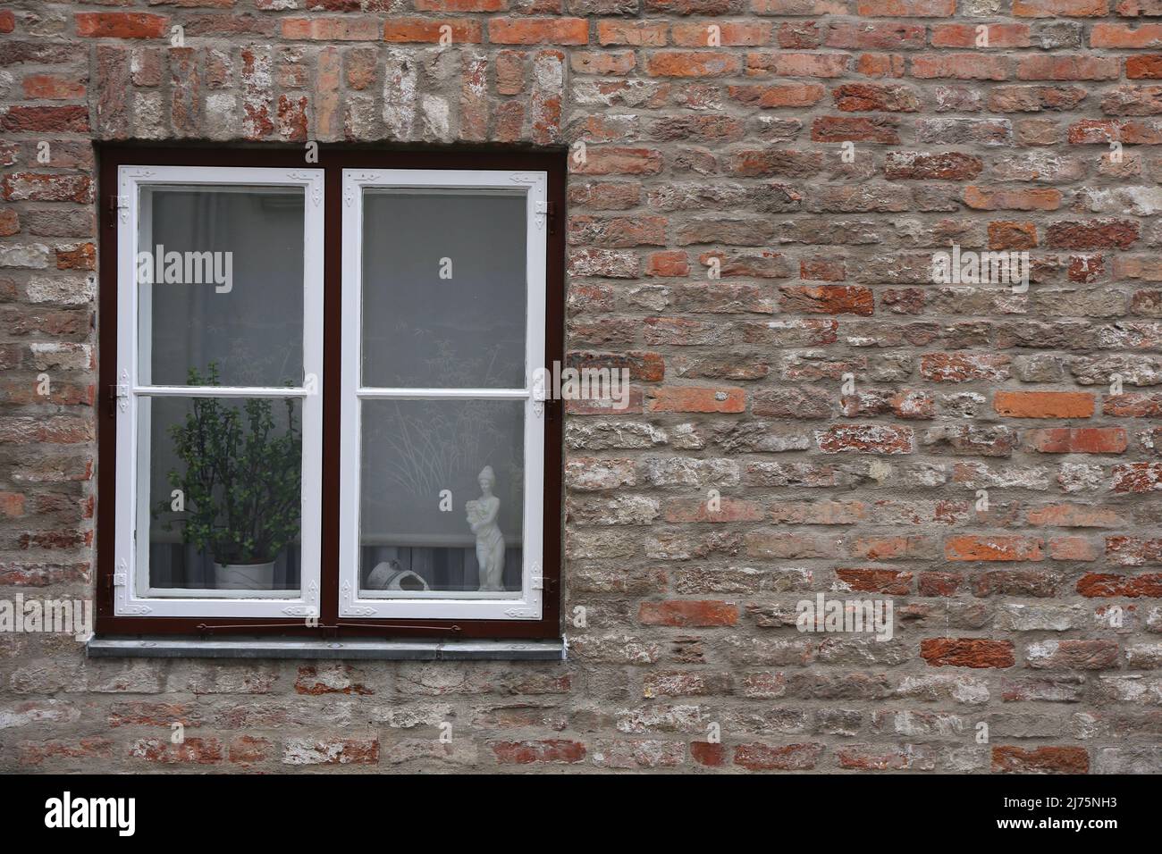 old window, old house Stock Photo - Alamy