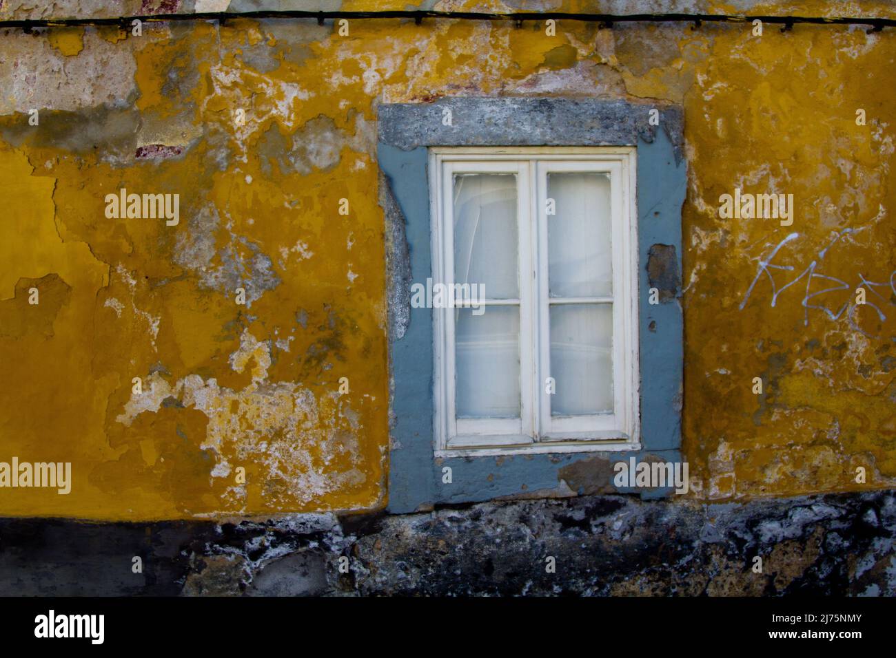 old window, old house Stock Photo - Alamy