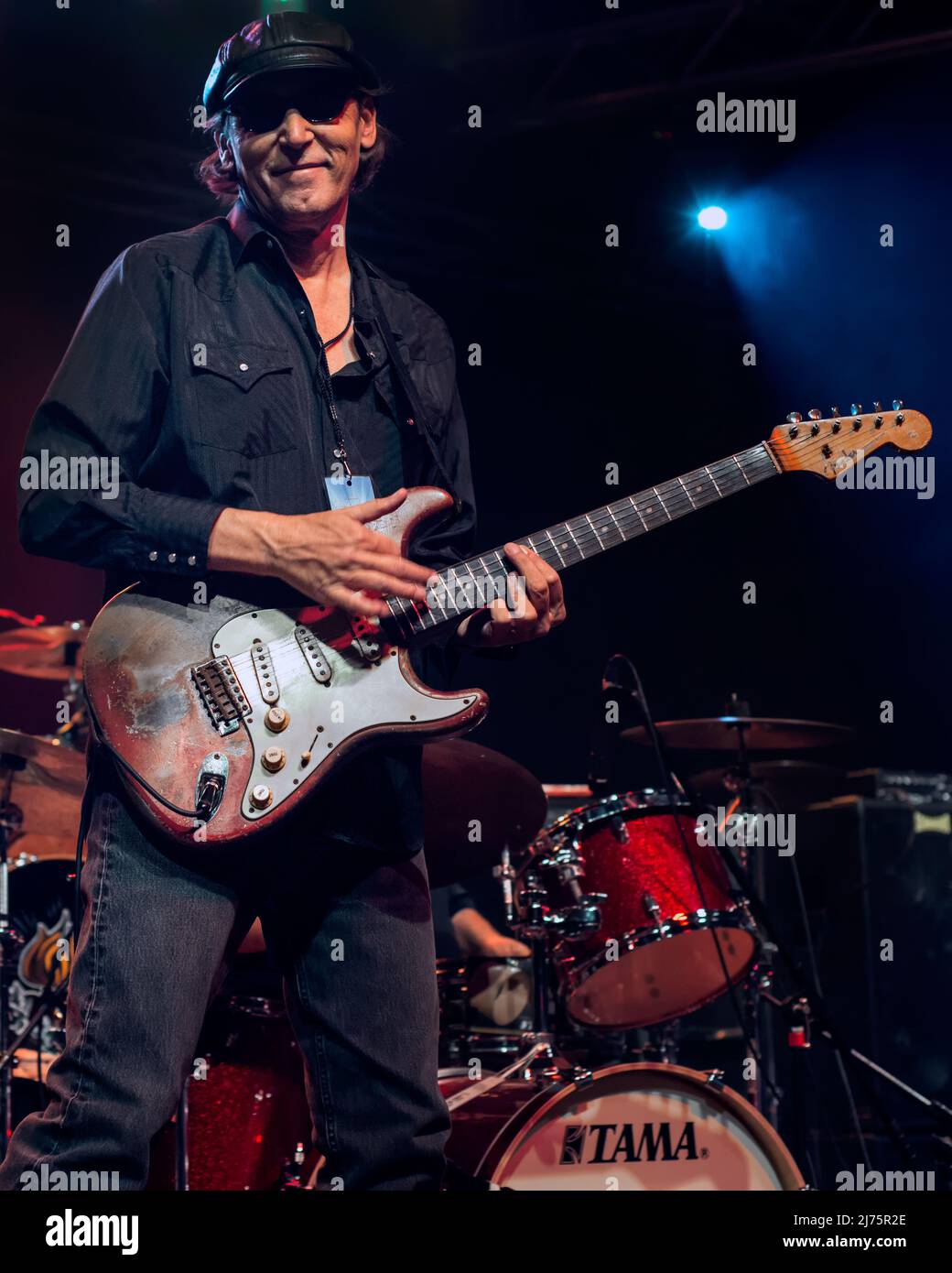 Rock stars on stage hi-res stock photography and images - Alamy