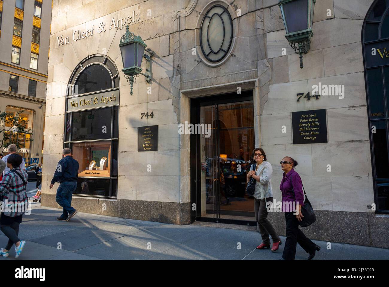 New York City, NY, USA, Crowd People Walking, Fifth Avenue, Luxury ...
