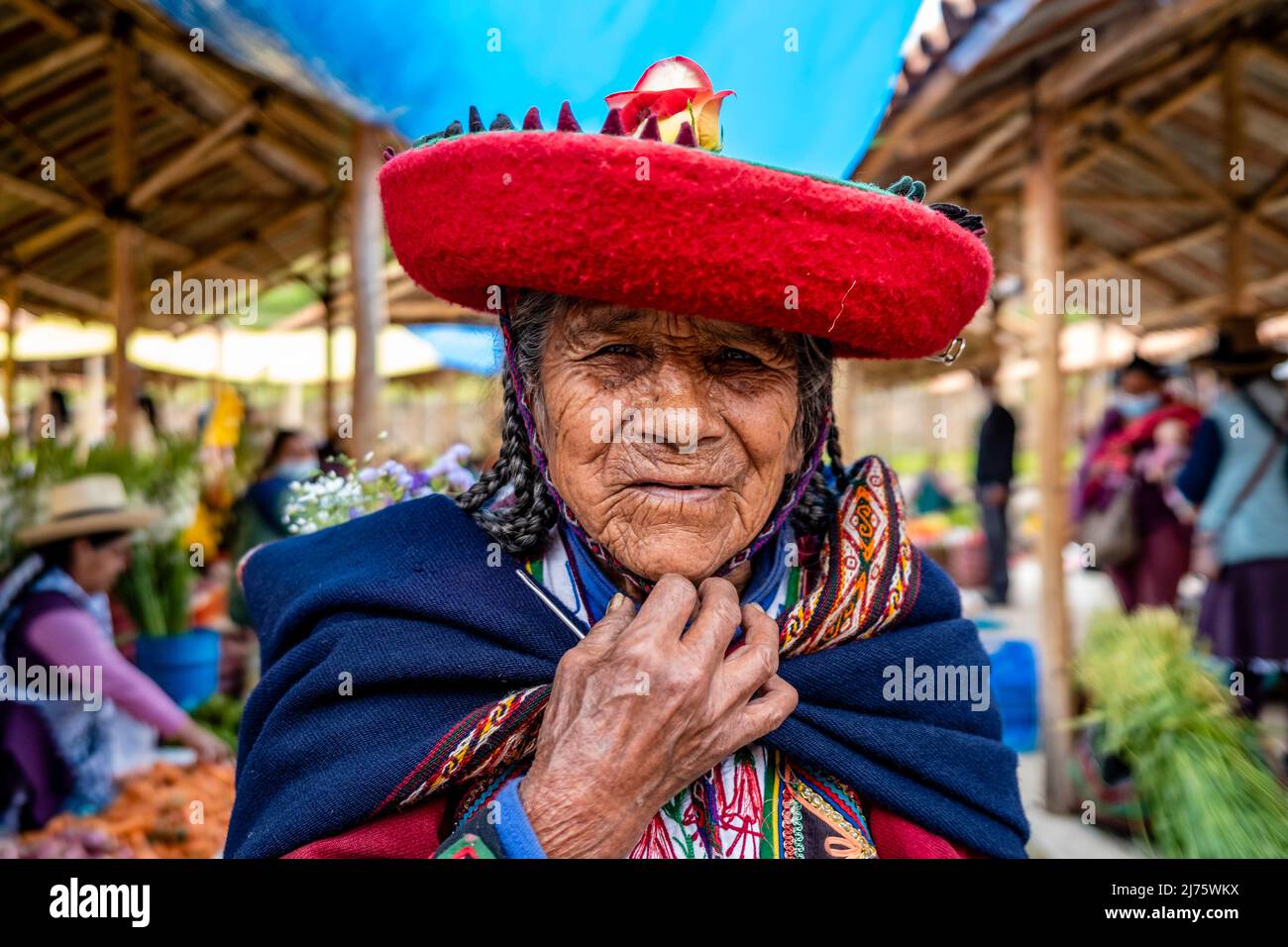 Peruvian quechua people adult woman hi-res stock photography and images ...